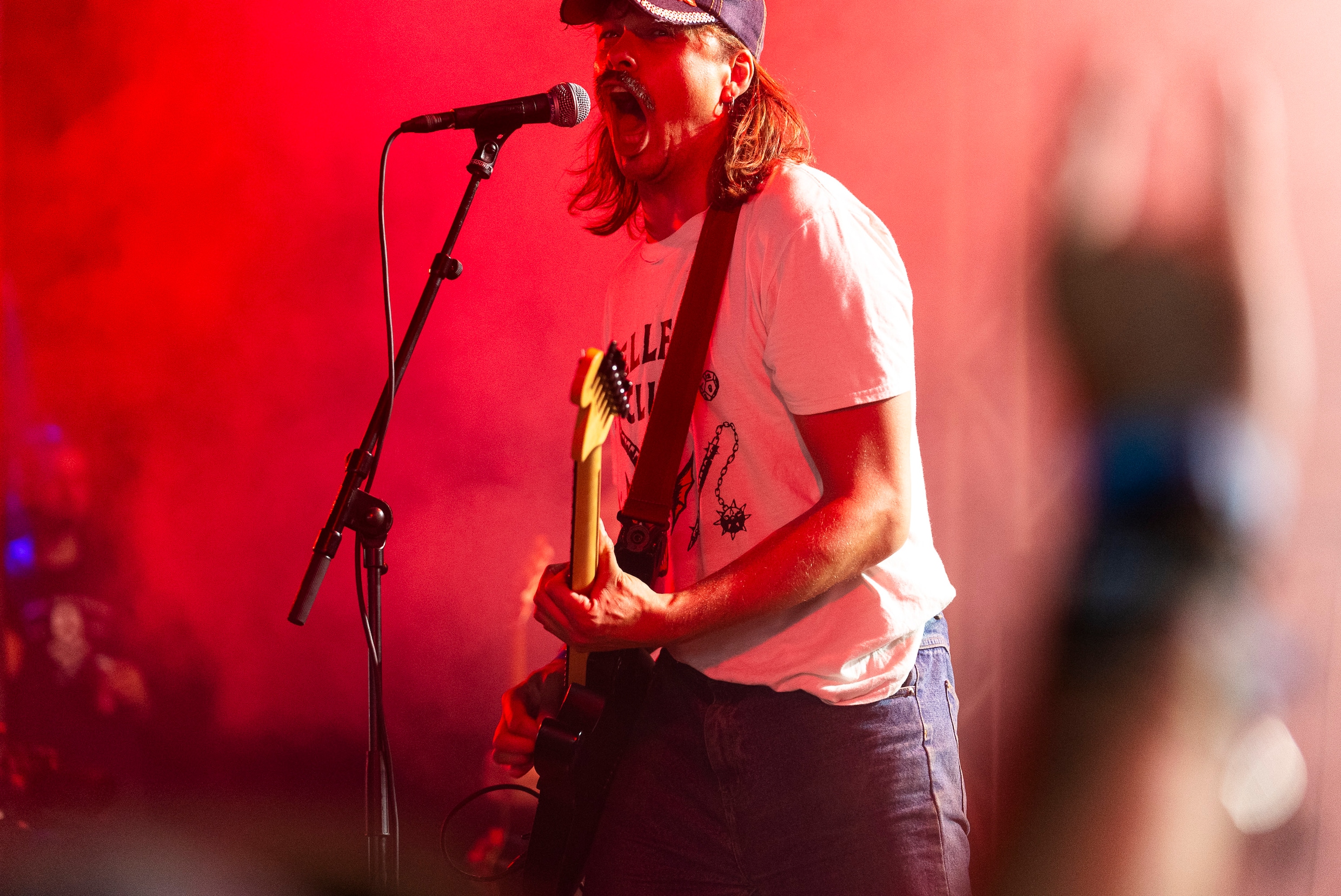 ‘Met de stem van een engel en helrode danspasjes walste Adigéry zich zo ...