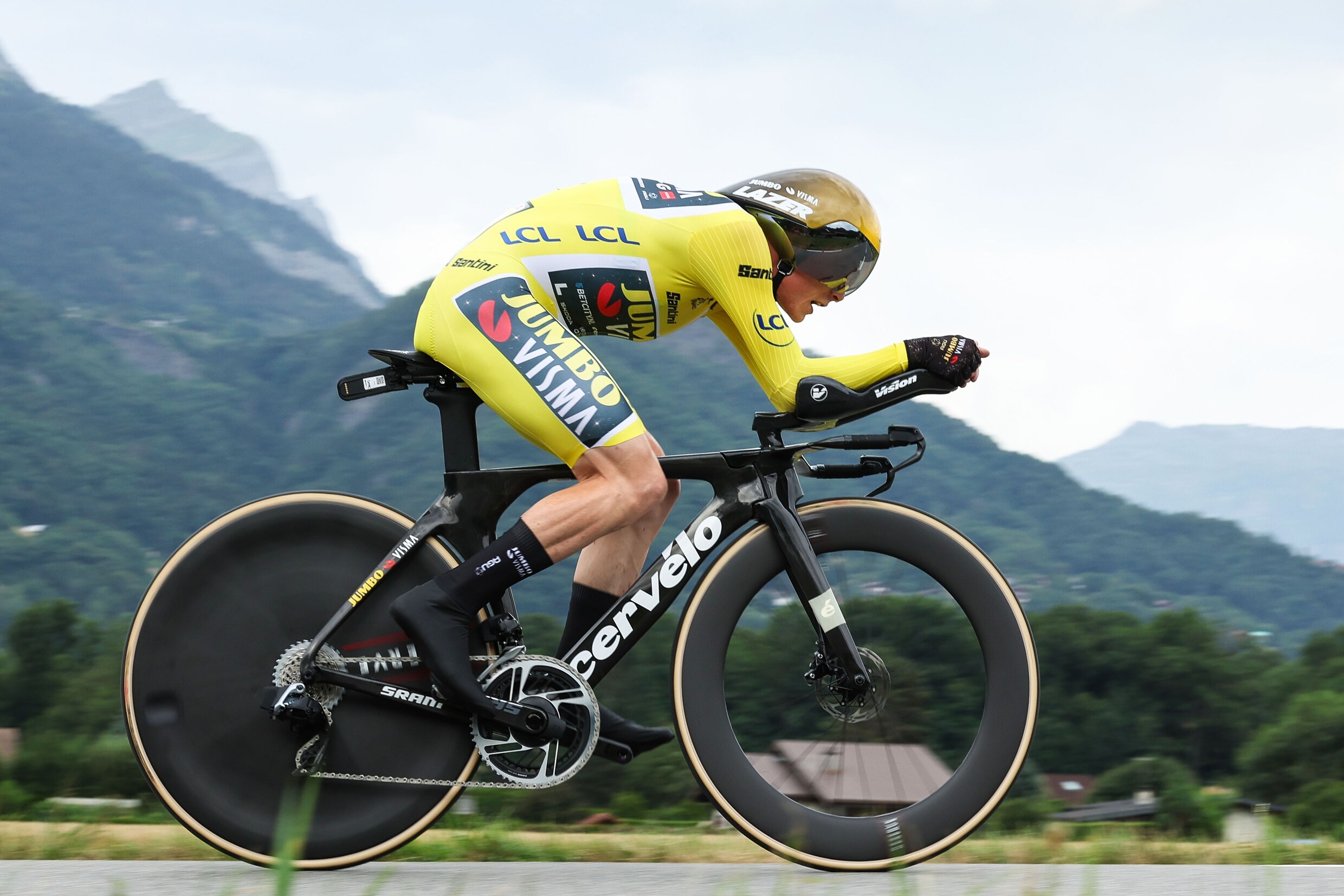 Vingegaard wint tijdrit en vergroot voorsprong op Pogacar met meer dan ...