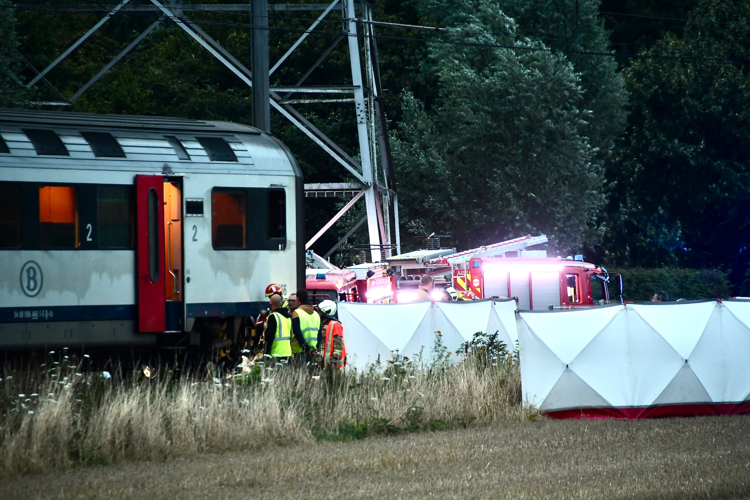 Trein grijpt wagen op overweg in Ieper: man van 27 overleden ...