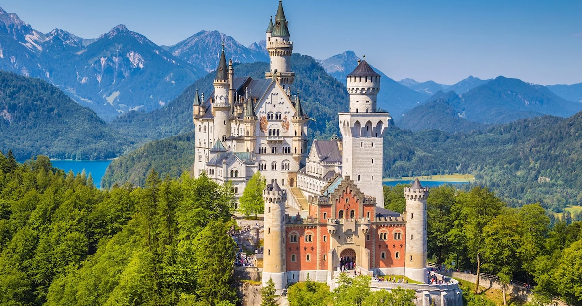Toeriste steekt hond in hete locker in sprookjeskasteel Neuschwanstein ...