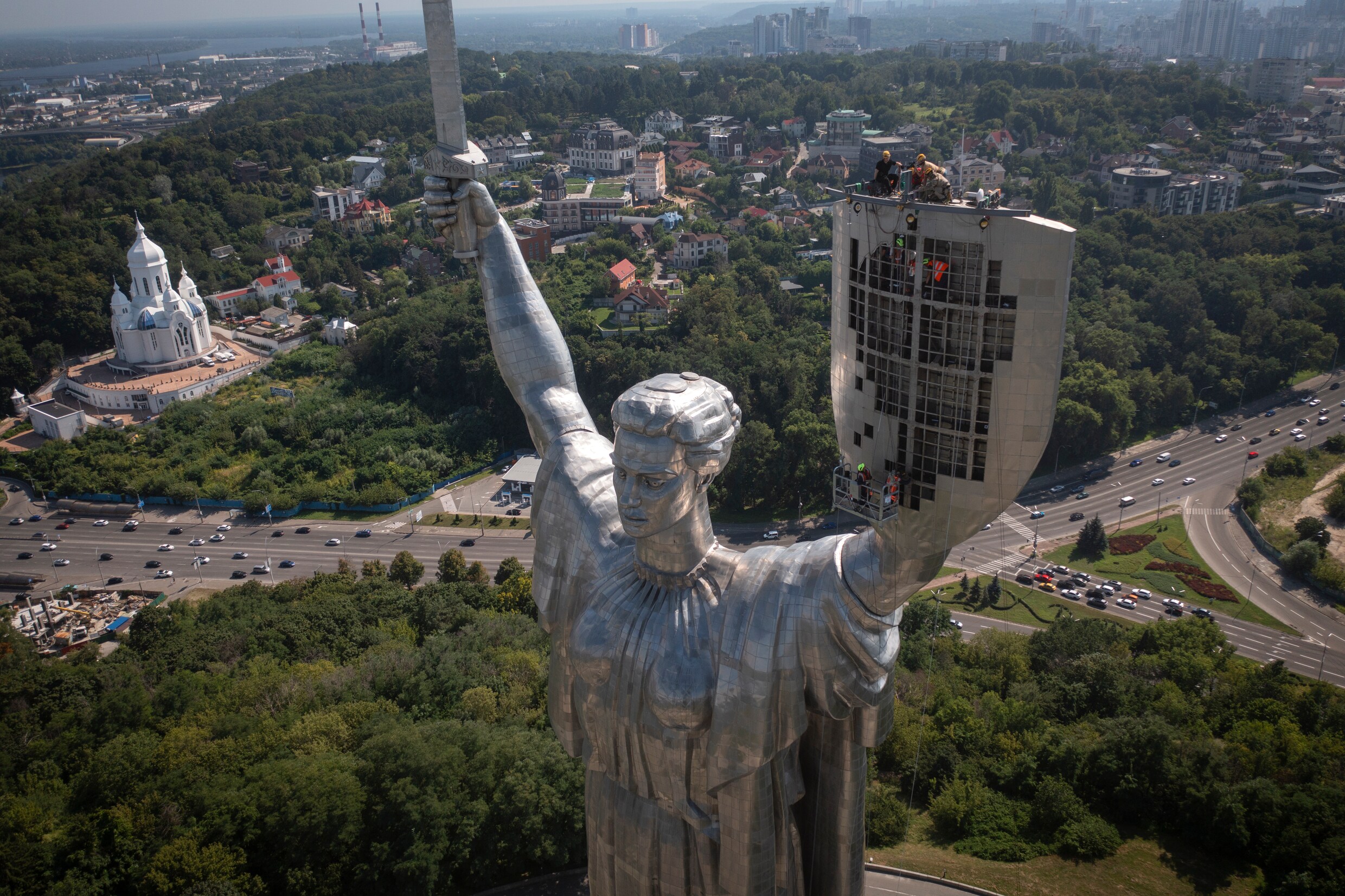 Sovjet-symbolen verwijderd van Oekraïens standbeeld ‘Moeder Oekraïne ...