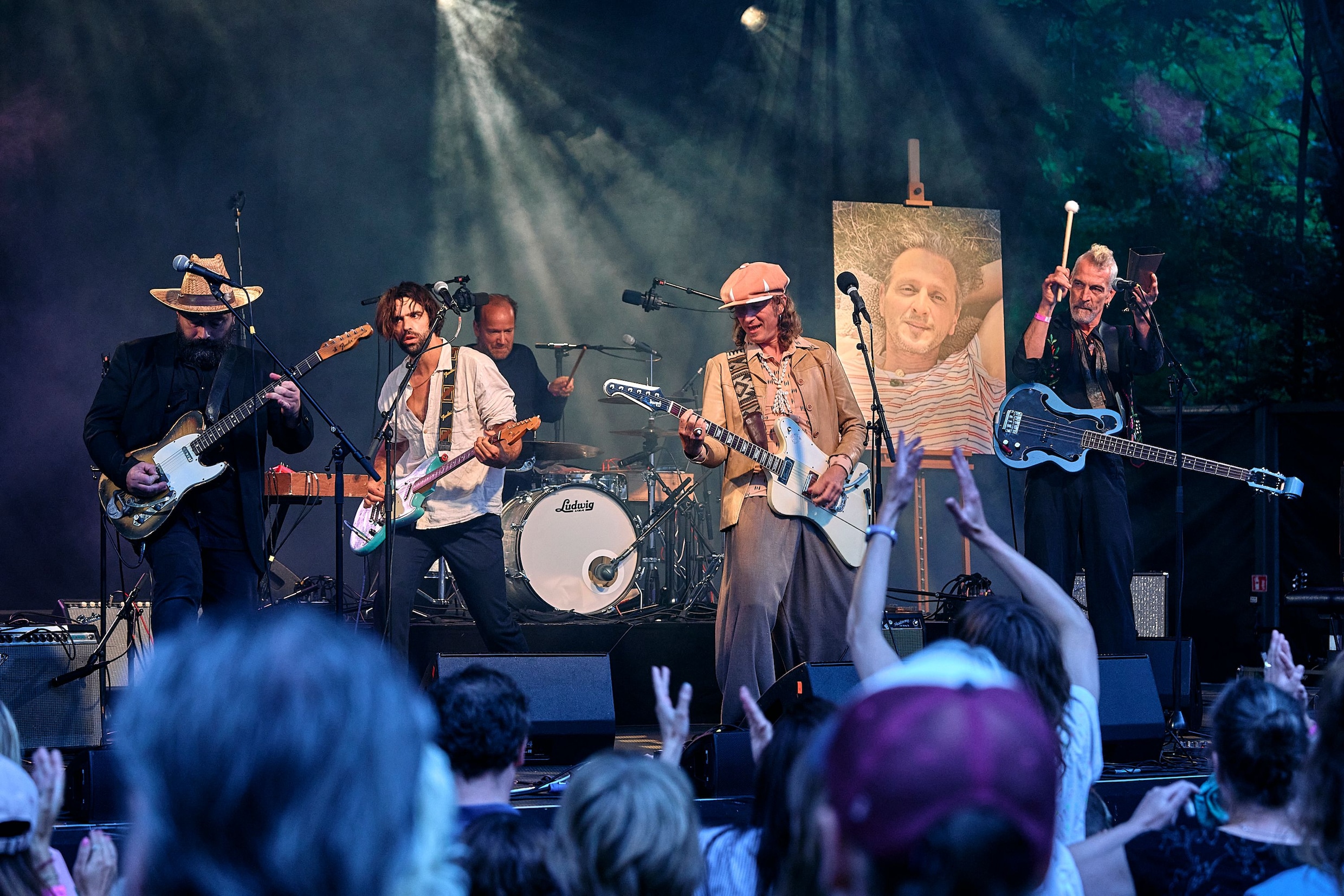 Geliefden eren muzikant Tom Pintens (48) met intiem en uitbundig ...