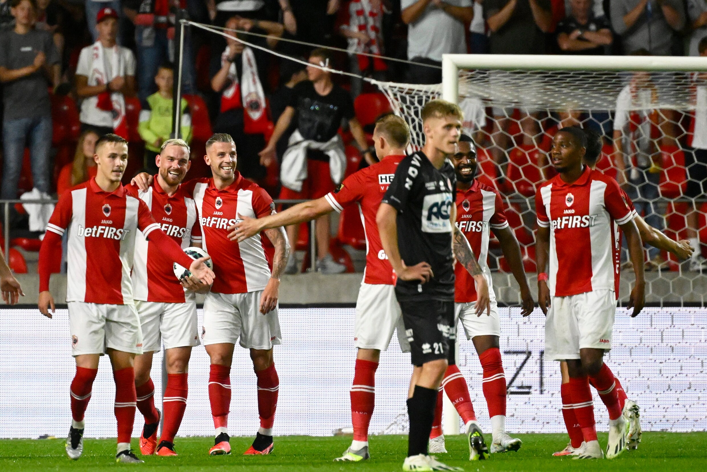 Antwerp laat geen spaander heel van een dramatisch Kortrijk, Janssen ...