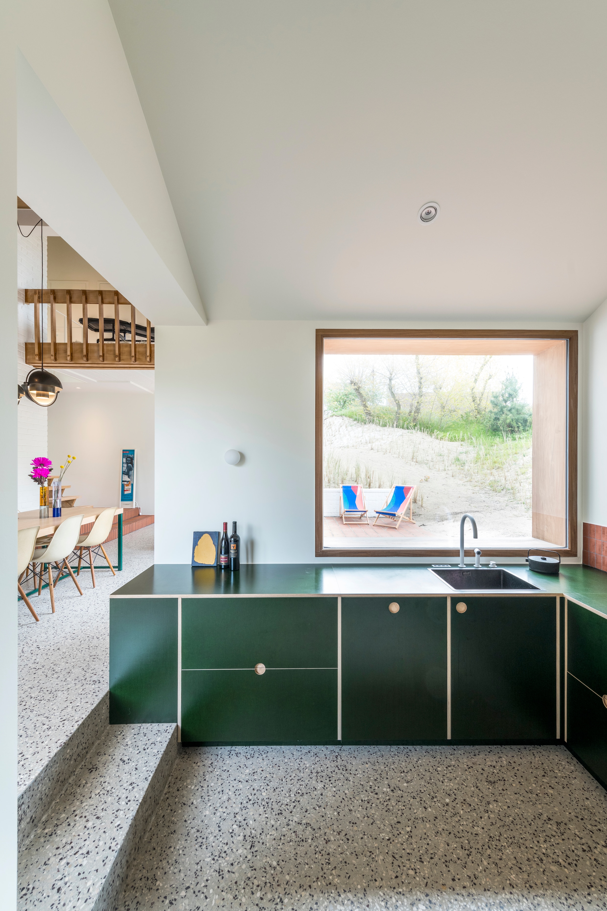 Binnenkijken in een seventieshuis, midden in de duinen van De Haan | De ...