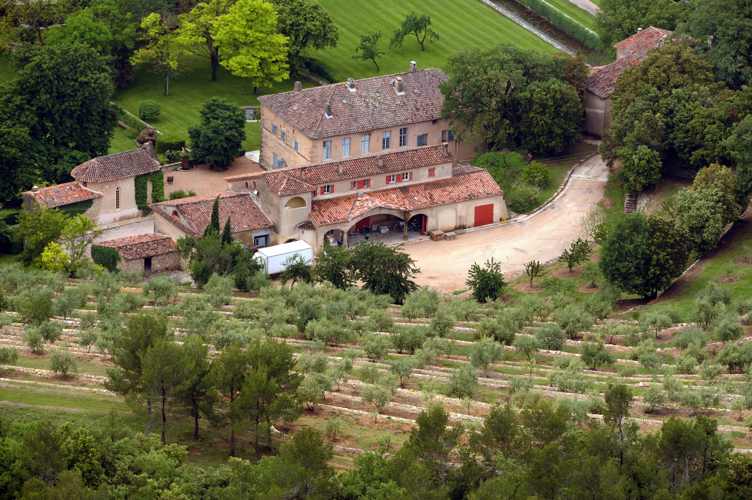 Waarom Brad Pitt en Angelina Jolie een oorlog voeren in de Provence ...