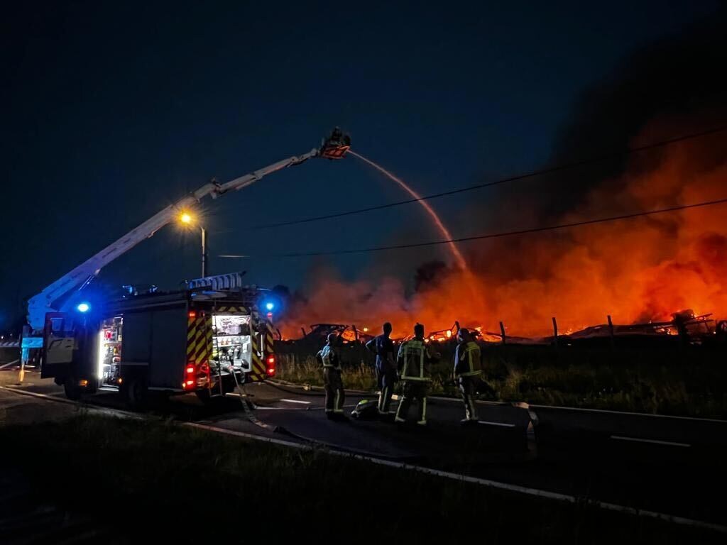 Brandweer waarschuwt voor asbest na hevige brand in magazijn in Ranst ...