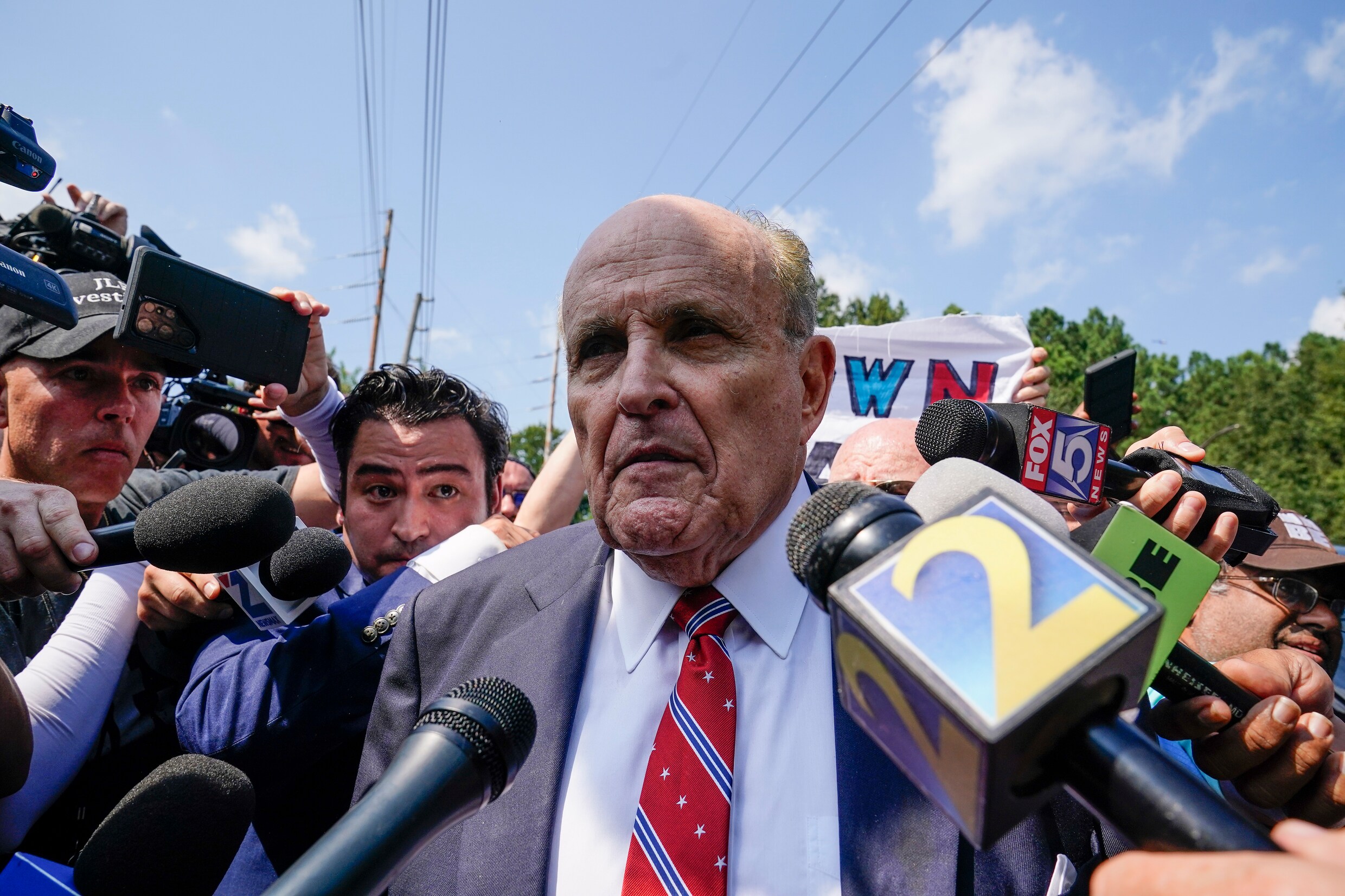 Voormalig Trump-advocaat Giuliani geeft zich aan in Georgia | De Morgen
