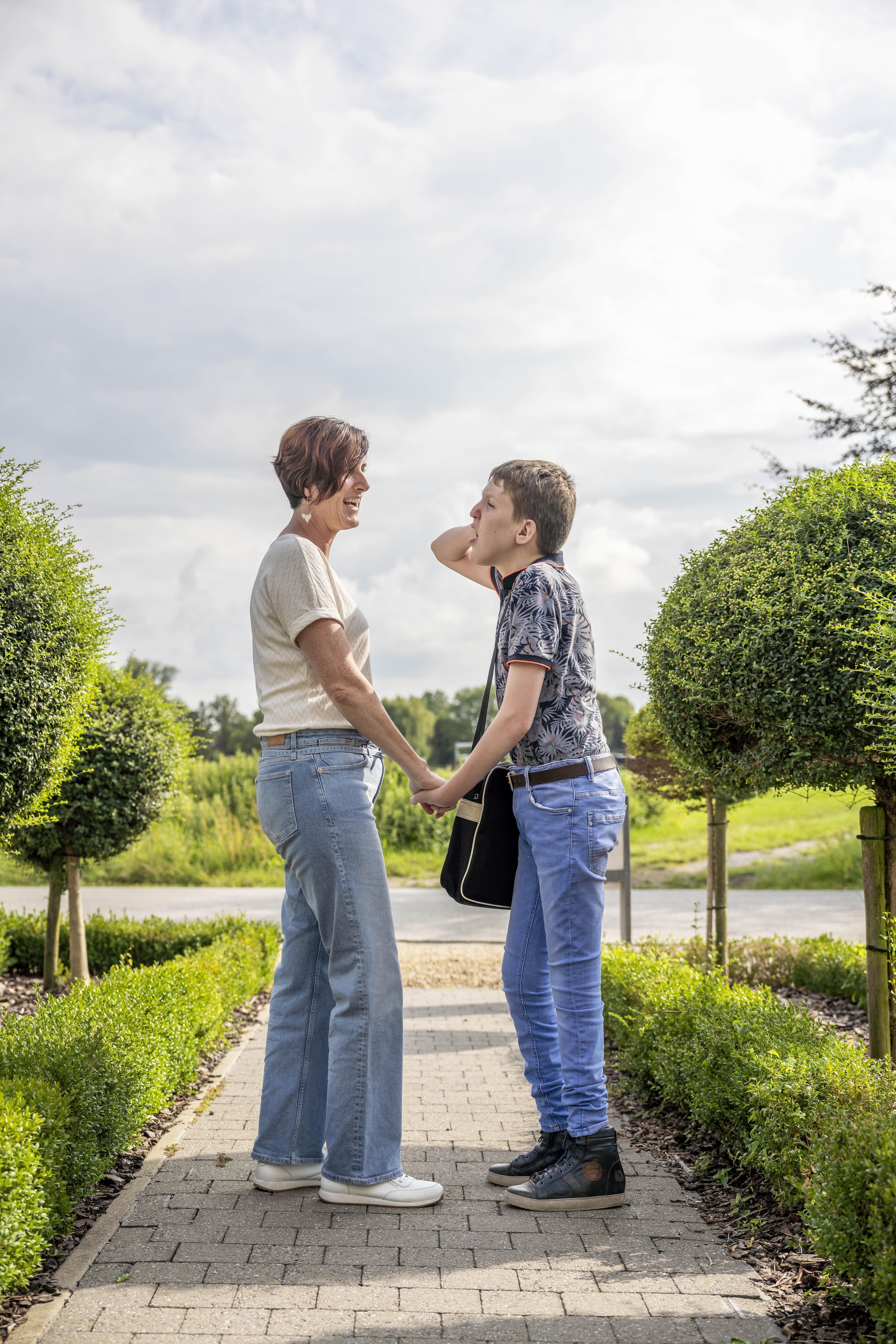 Kinderen zitten opnieuw 3 of 4 uur per dag op de bus naar het ...