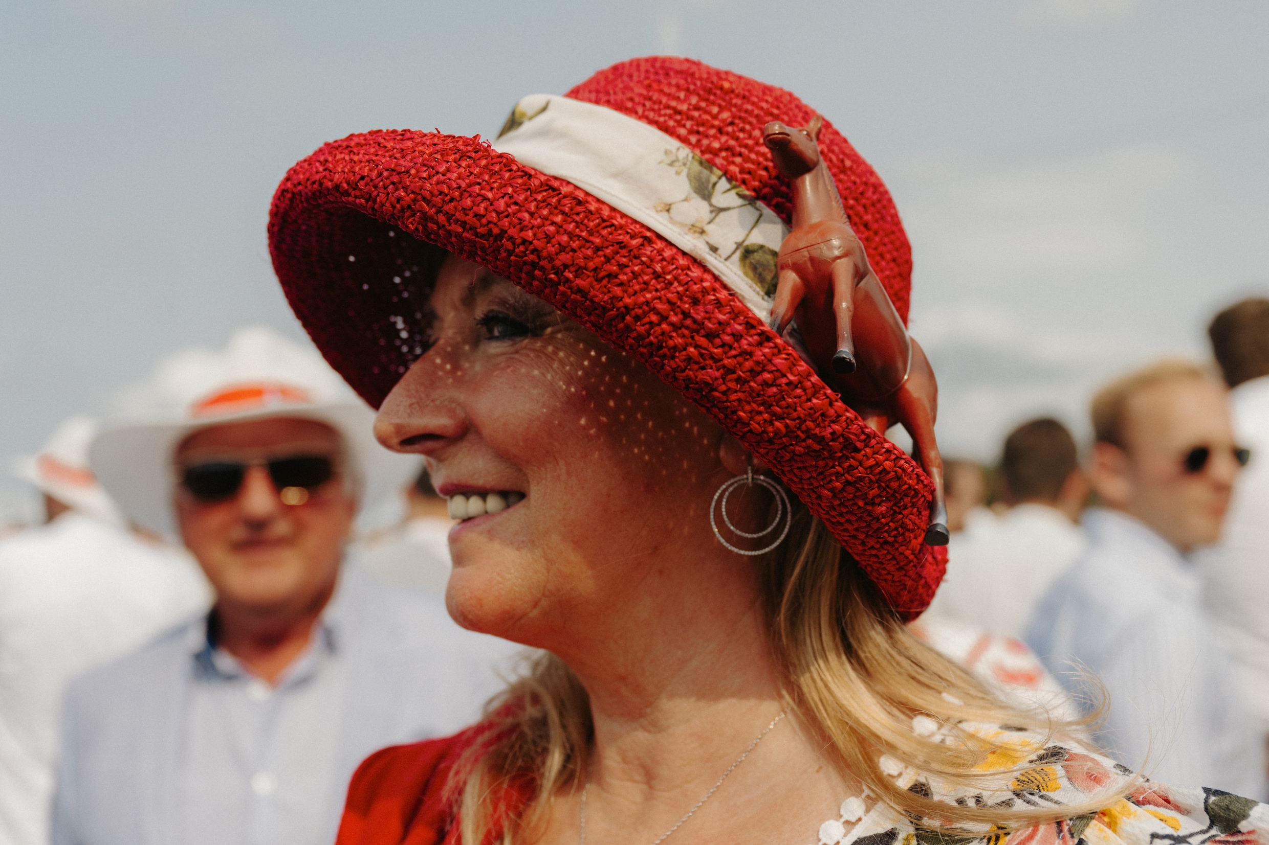 Jaarlijks traditie tijdens Waregem Koerse: kleurrijke hoeden spotten ...