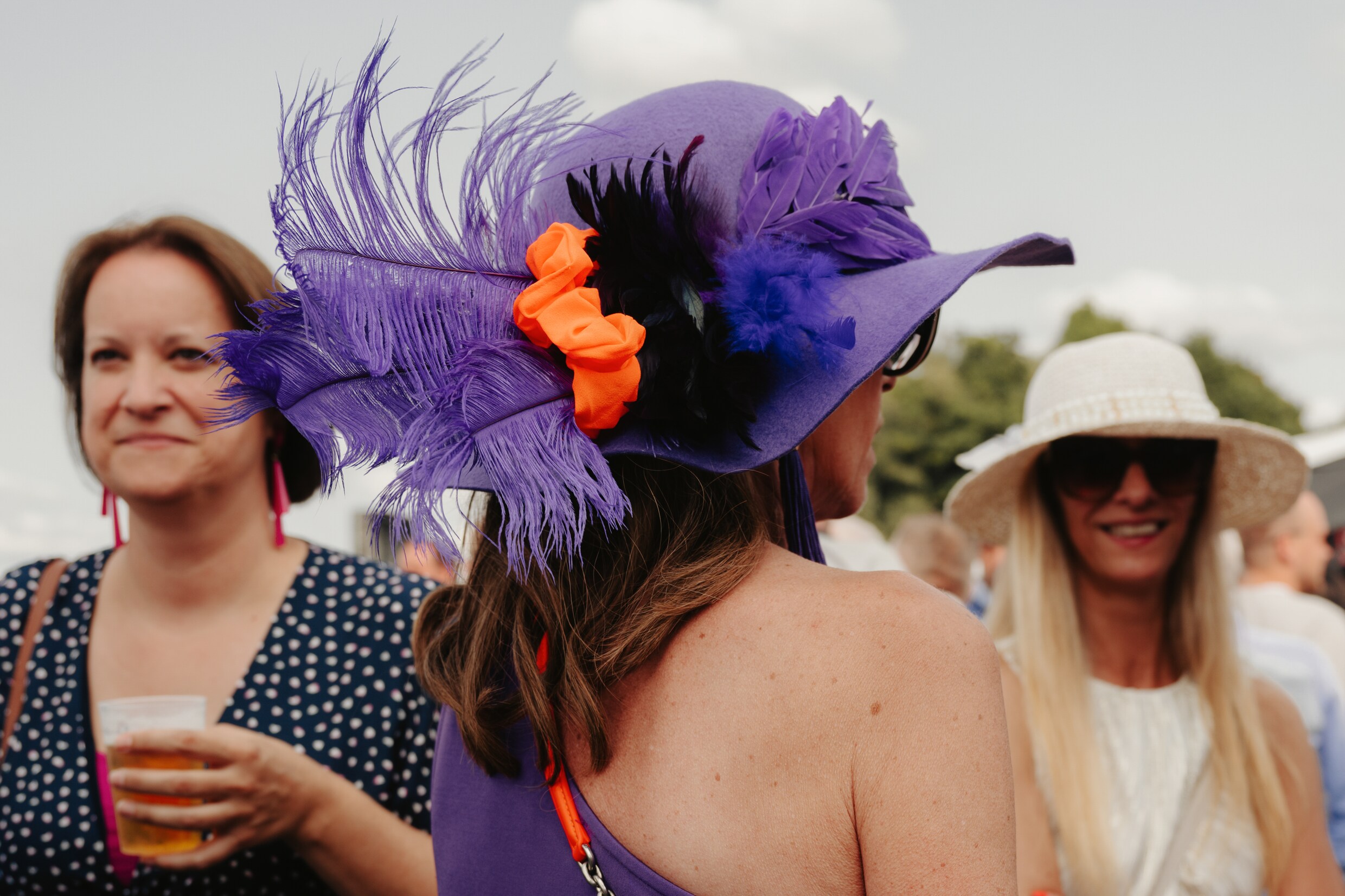 Jaarlijks traditie tijdens Waregem Koerse: kleurrijke hoeden spotten ...