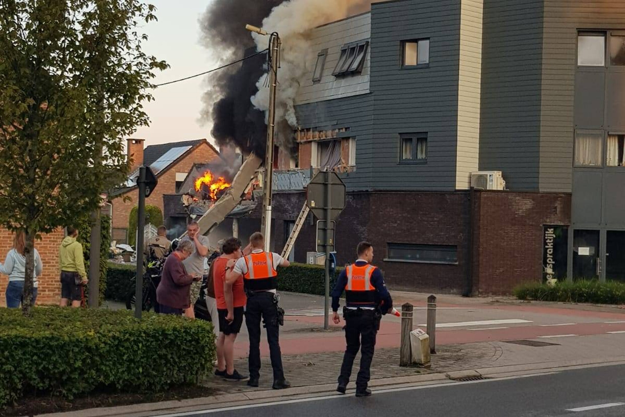 Zware gasontploffing in Elewijt: dode en drie gewonden, brand onder ...