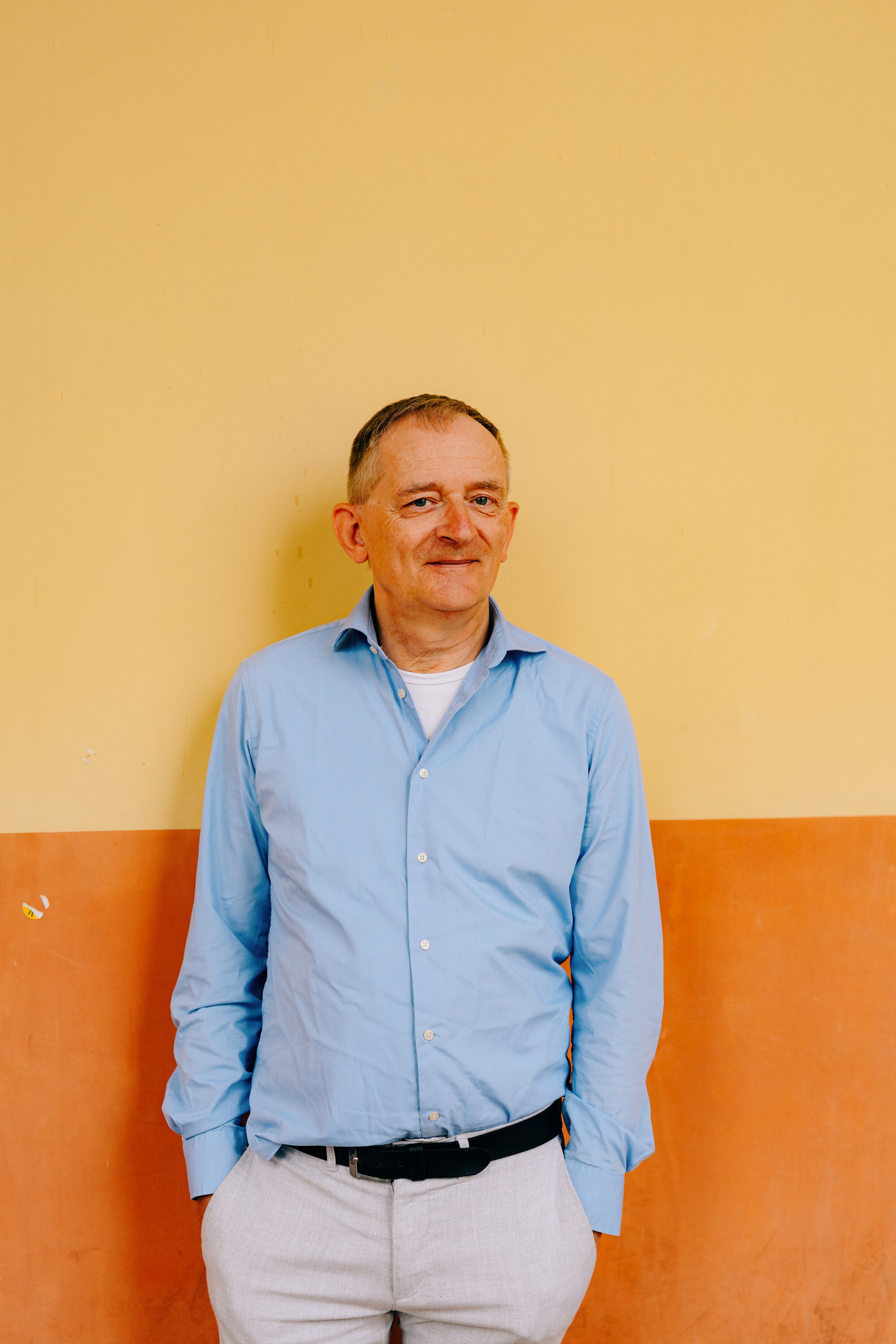 Erwin Mortier schrijft eindelijk ook verhalen: ‘Ons onderwijs maakt dom ...
