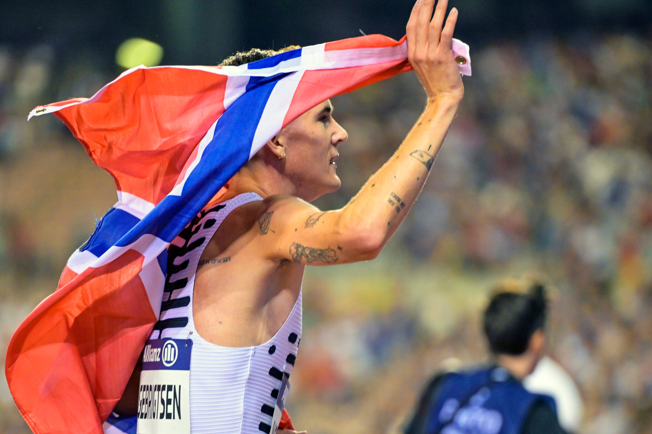 Jakob Ingebrigtsen verbreekt wereldrecord 2000 meter op Memorial Van ...