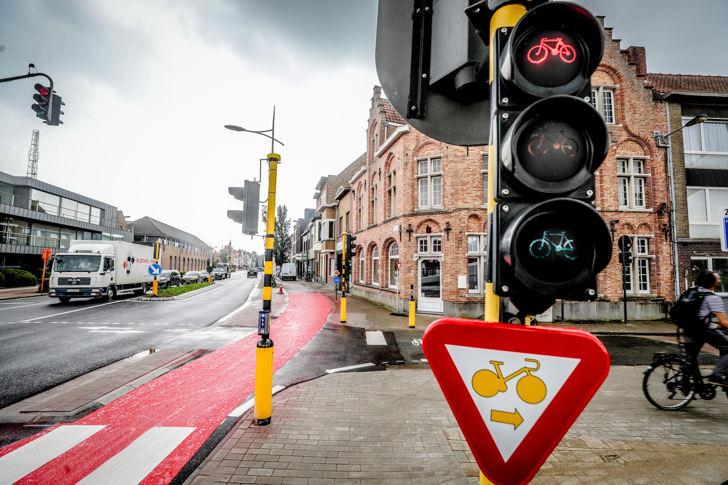 Nieuwe wegcode op komst: fietsers mogen straks soms ook links door het rood en er komen ...
