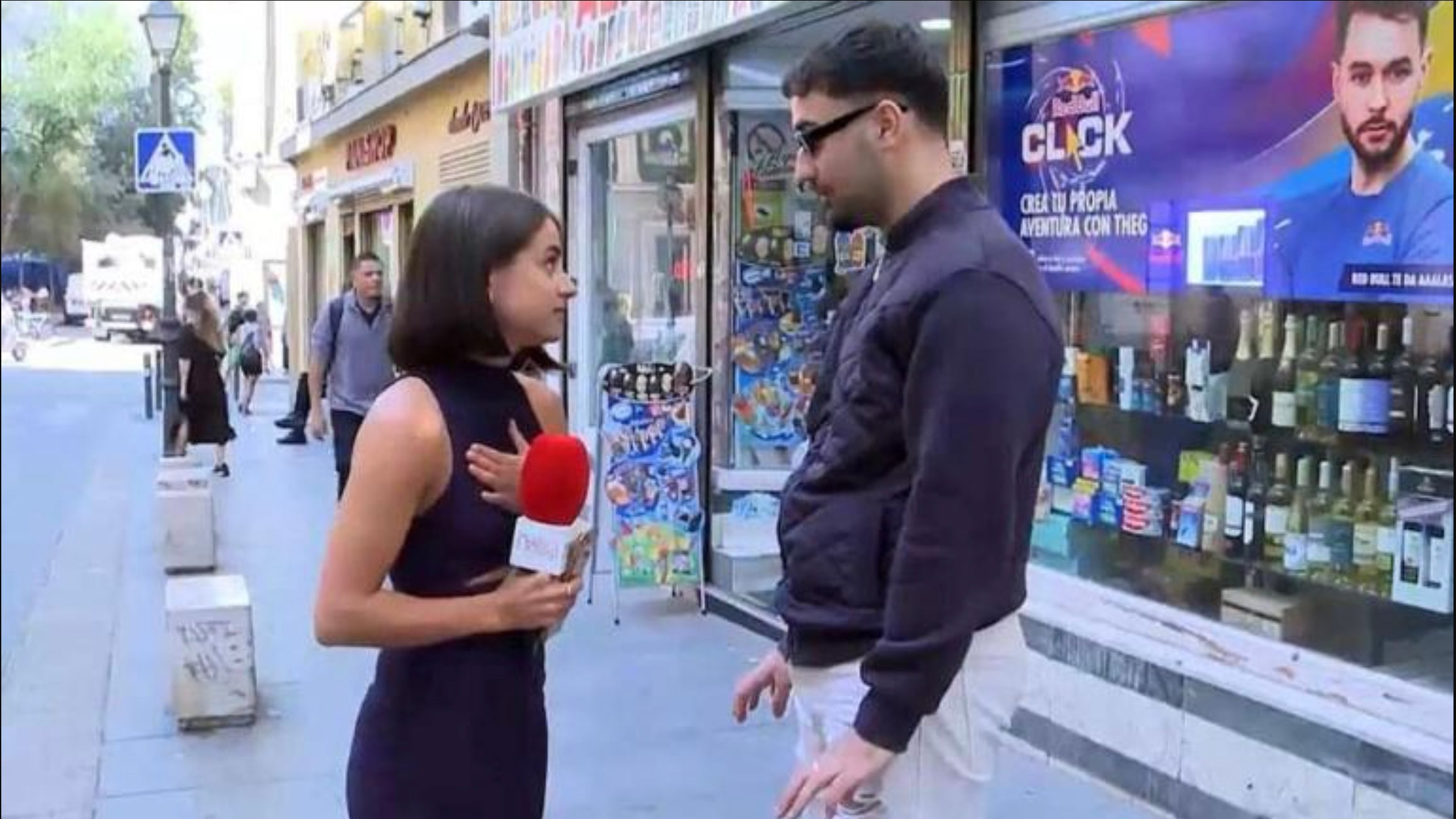 Betasting van verslaggeefster tijdens live-uitzending doet stof weer ...