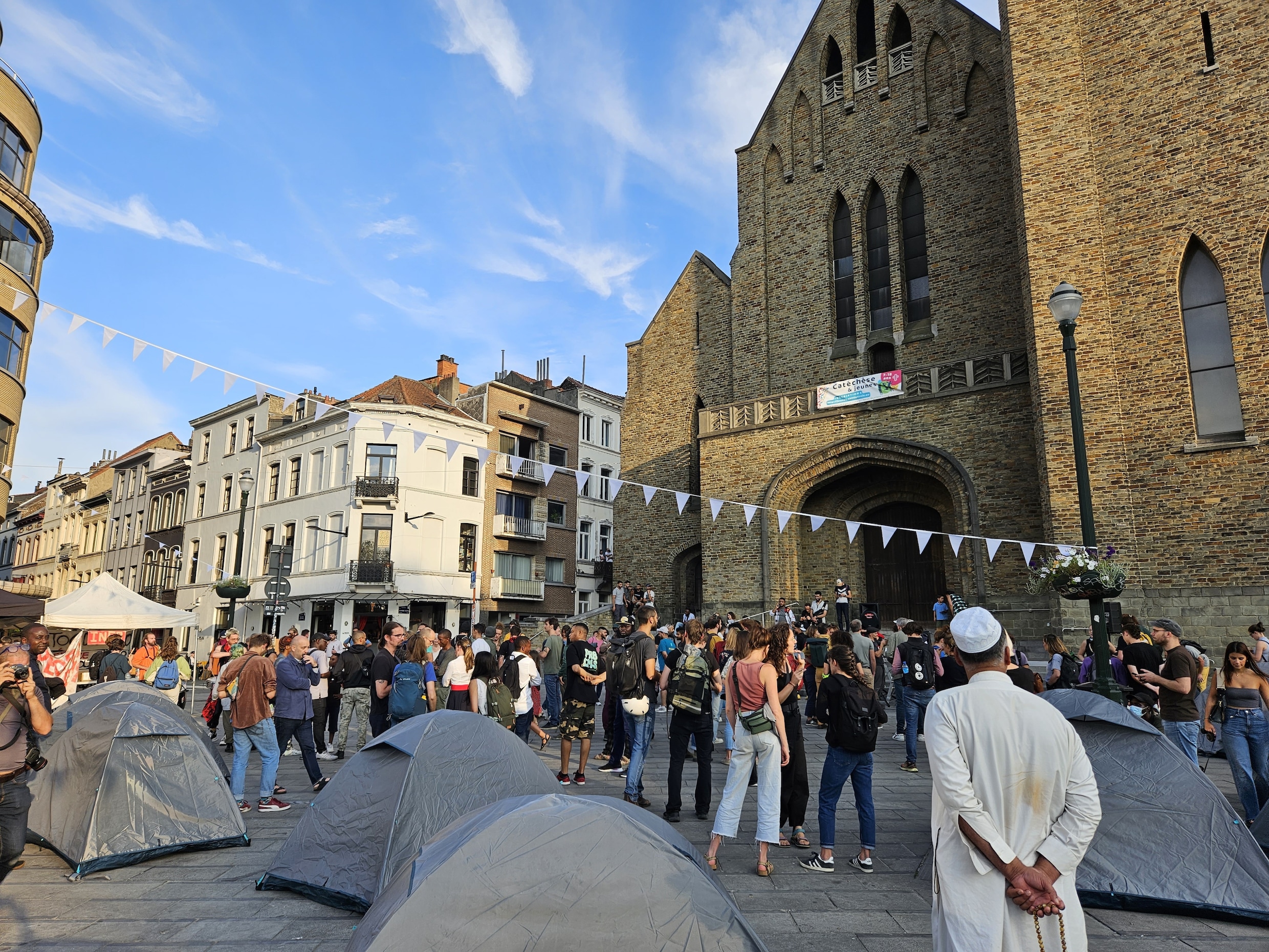 Vechtpartij aan tentenkamp in Elsene loopt uit de hand: zes personen ...
