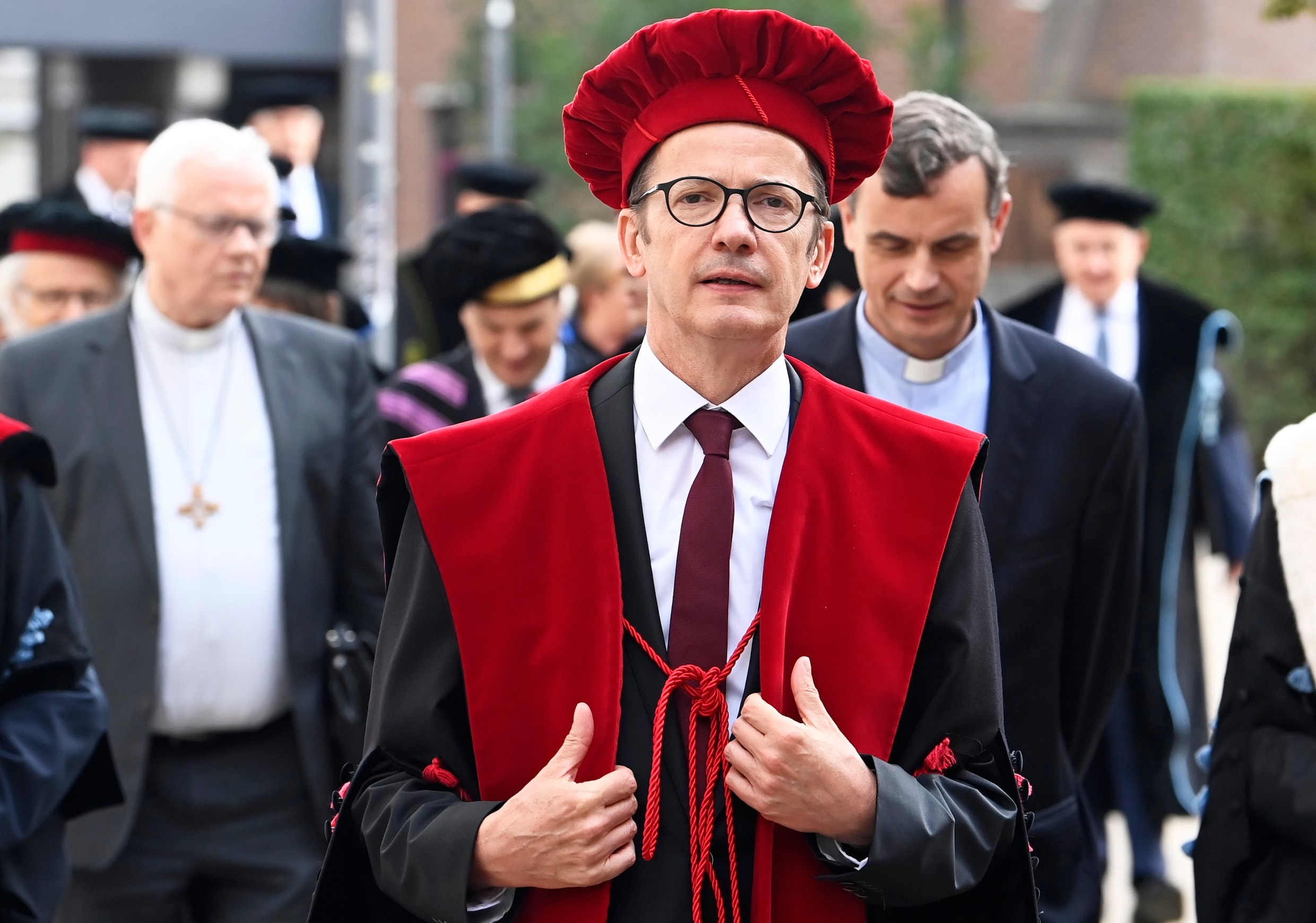 KU Leuven-rector Luc Sels is weer in België na een val in Melbourne ...