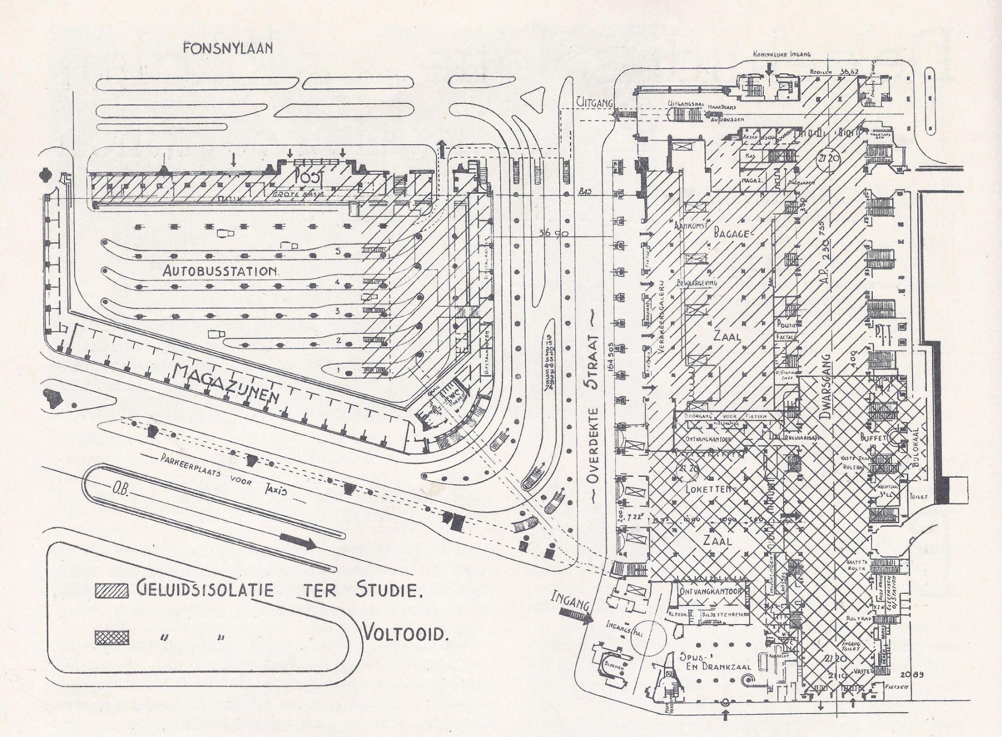 Achter die dichtgemetselde ramen ligt een busstation, ongeveer net zo ...