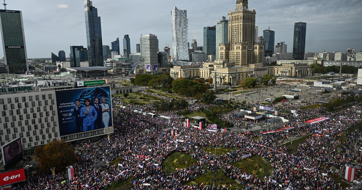Een miljoen mensen trekken in Warschau de straat op tegen regering. ‘De ...