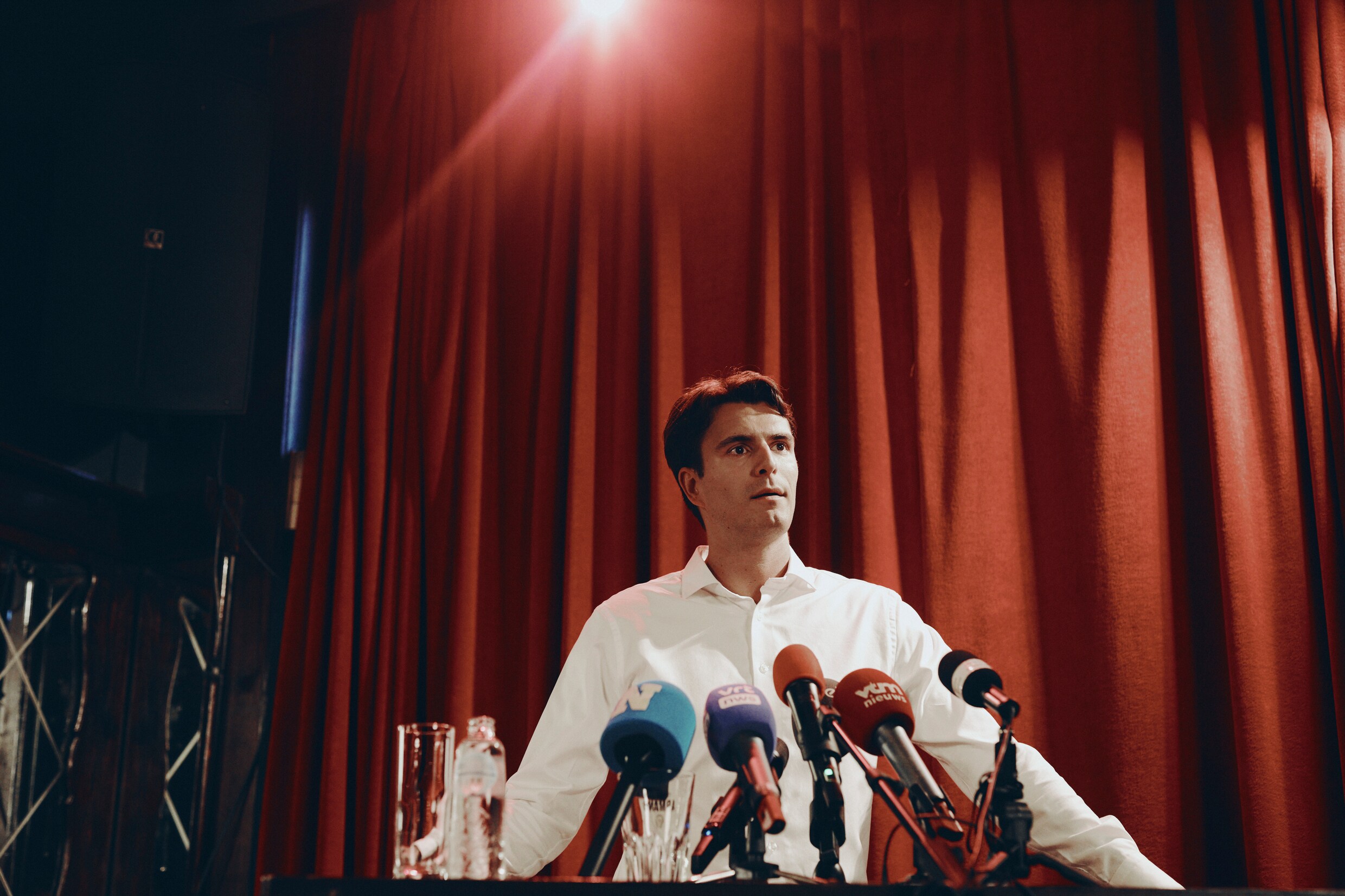 Conner Rousseau op persconferentie: ‘Heb beledigende uitspraak gedaan ...