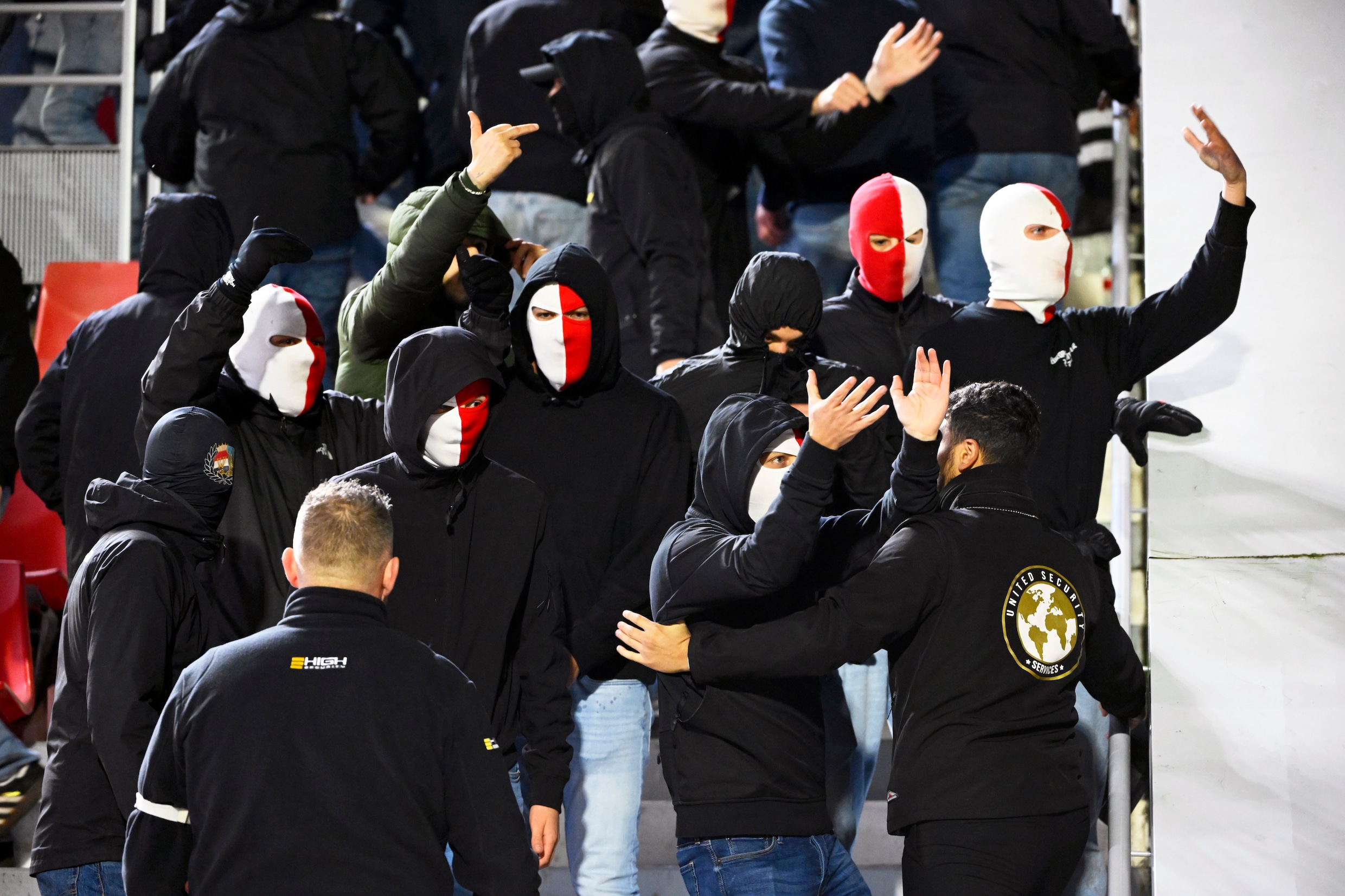 Hooligans kosten Genk en Antwerp 20.000 euro boete | De Morgen