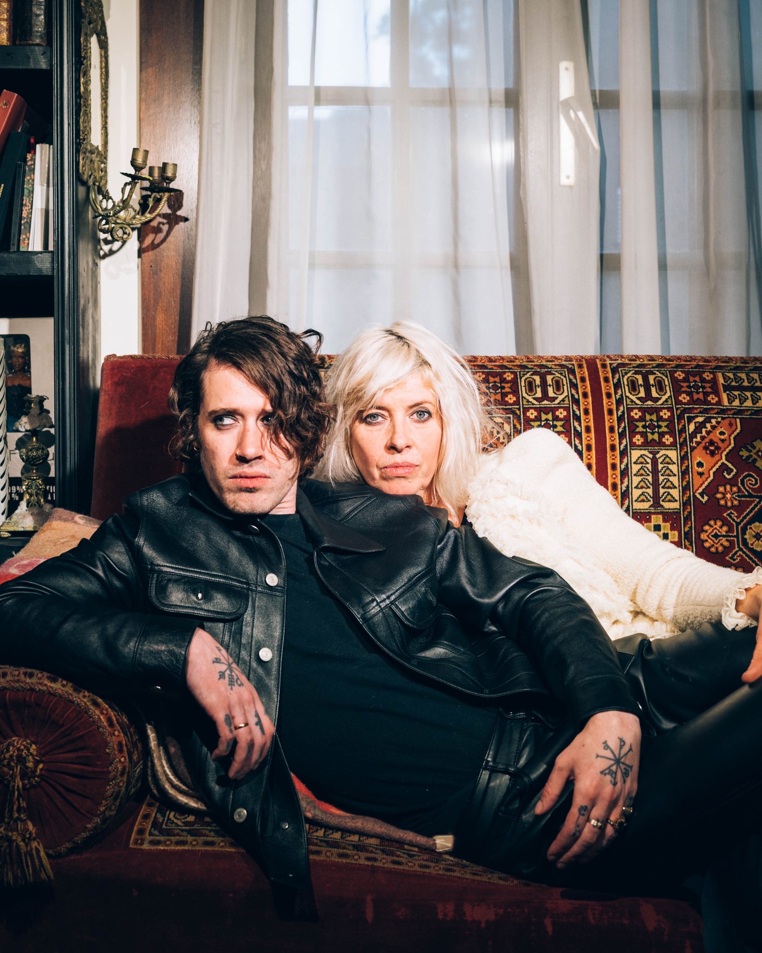 Niet alleen voor ‘rijke madammekes’: hoe het chaneljasje al 100 jaar ...