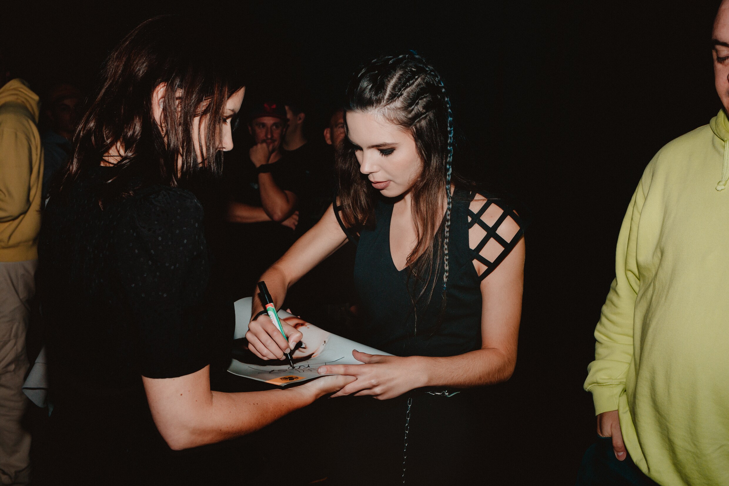 Een avondje raven met Amber Broos: ‘Mijn hoofd is voortdurend in ...