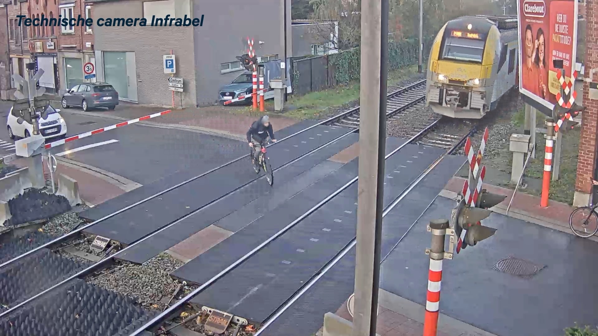 Infrabel deelt heftige beelden van fietser (15) die slagboom negeert en ...