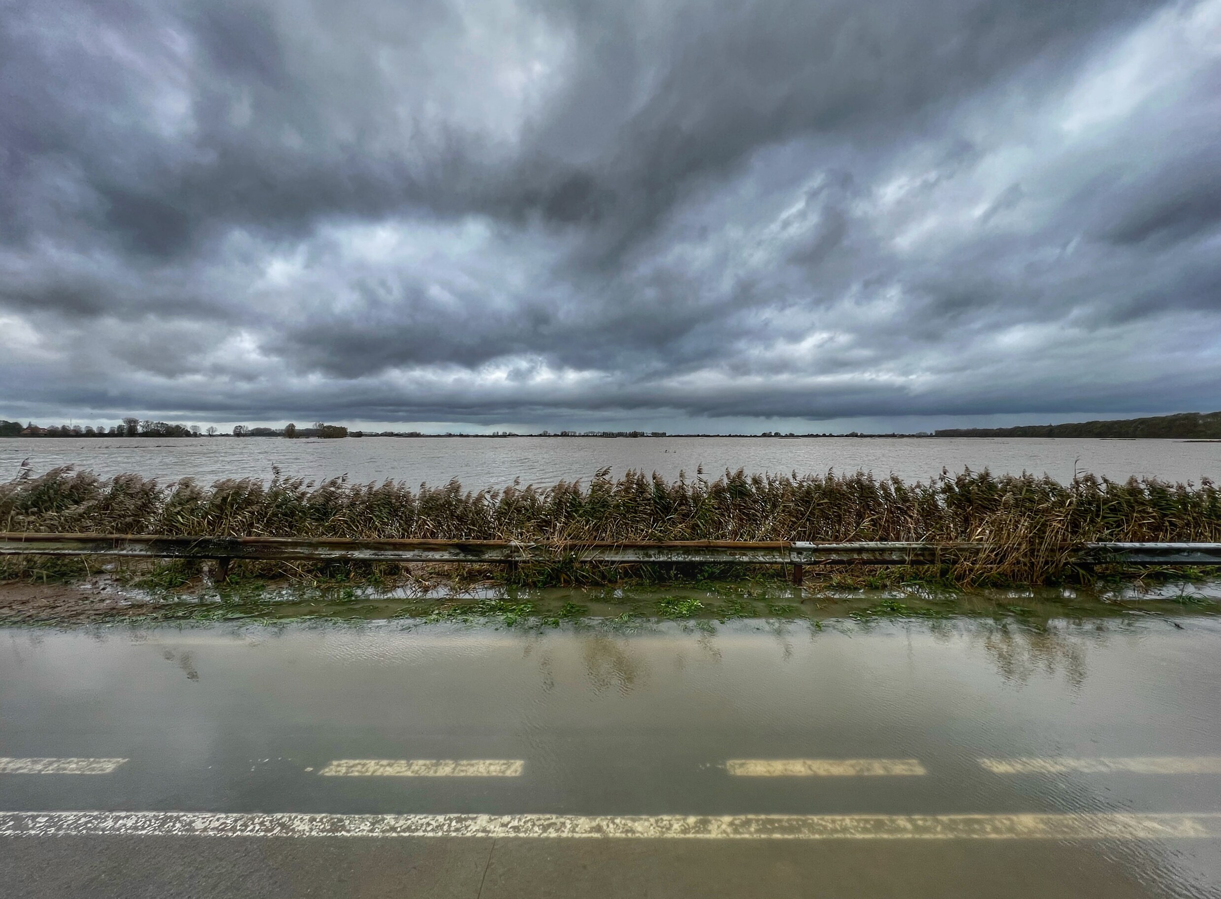 Deze beelden tonen omvang van wateroverlast in de Westhoek | De Morgen
