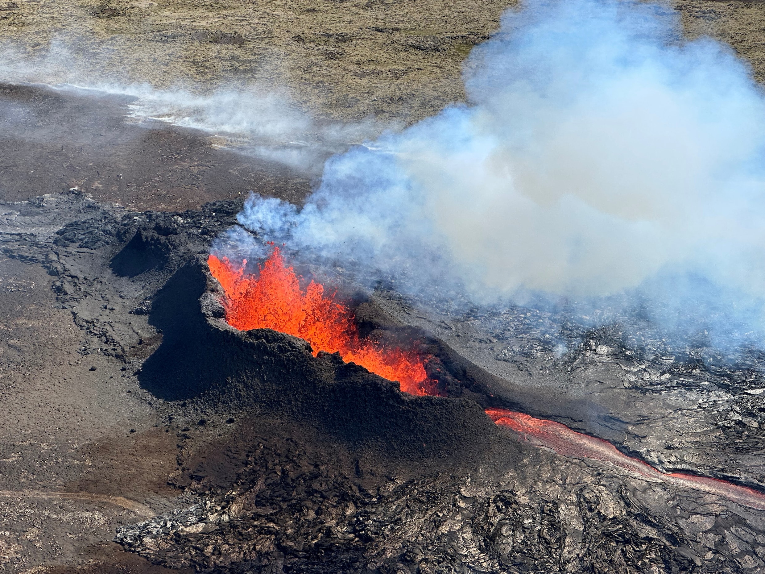 Magma van vulkaan in IJsland dicht bij aardoppervlak, gevarenzone ...