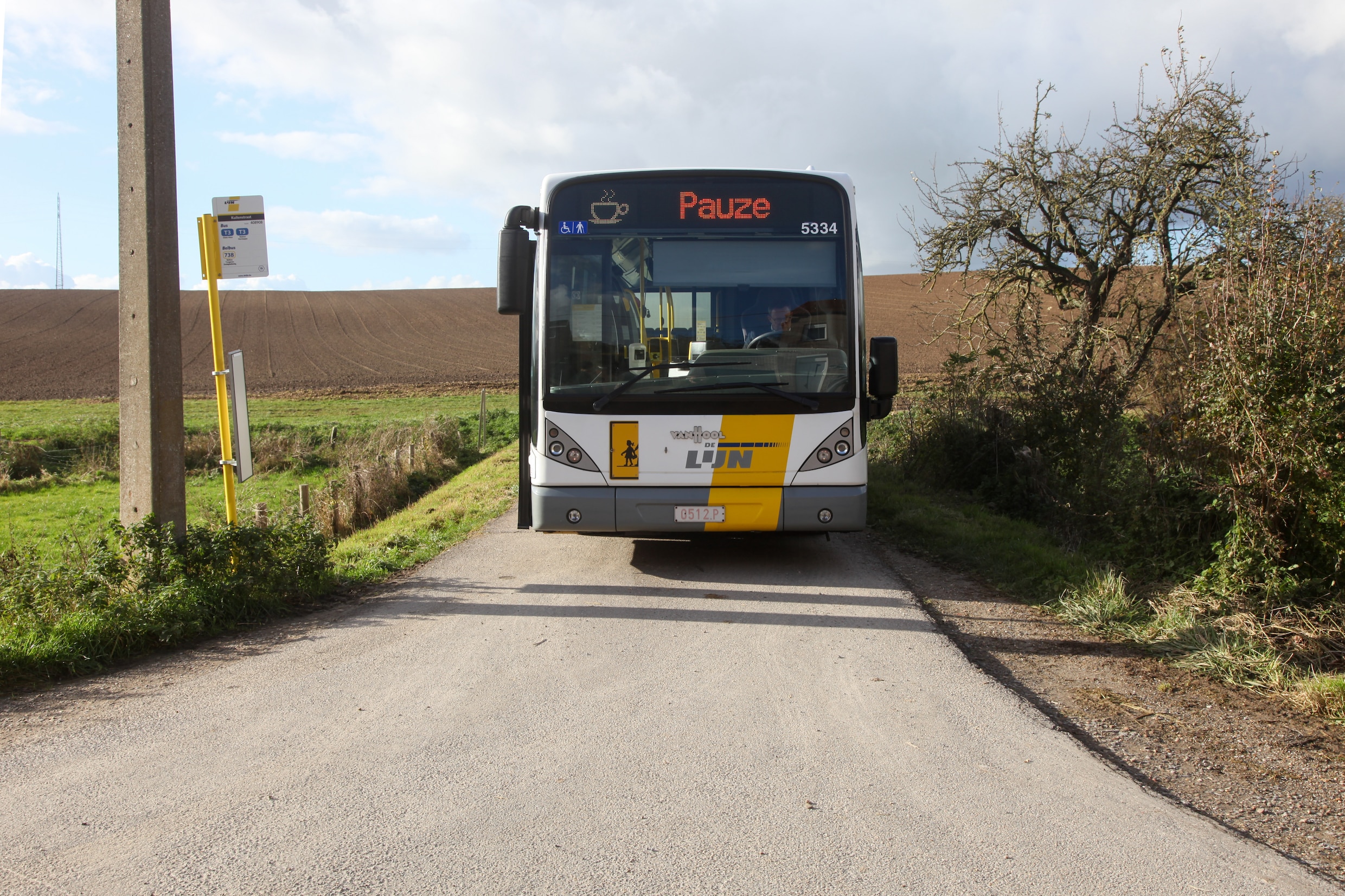 De Lijn heeft enkele tientallen bussen aan de kant staan door faillissement Van Hool | De Morgen