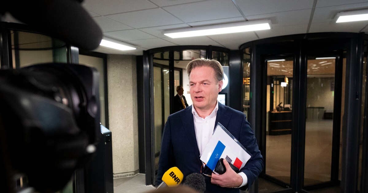 Omtzigt bekent per ongeluk kleur en laat zich fotograferen met notitie ...