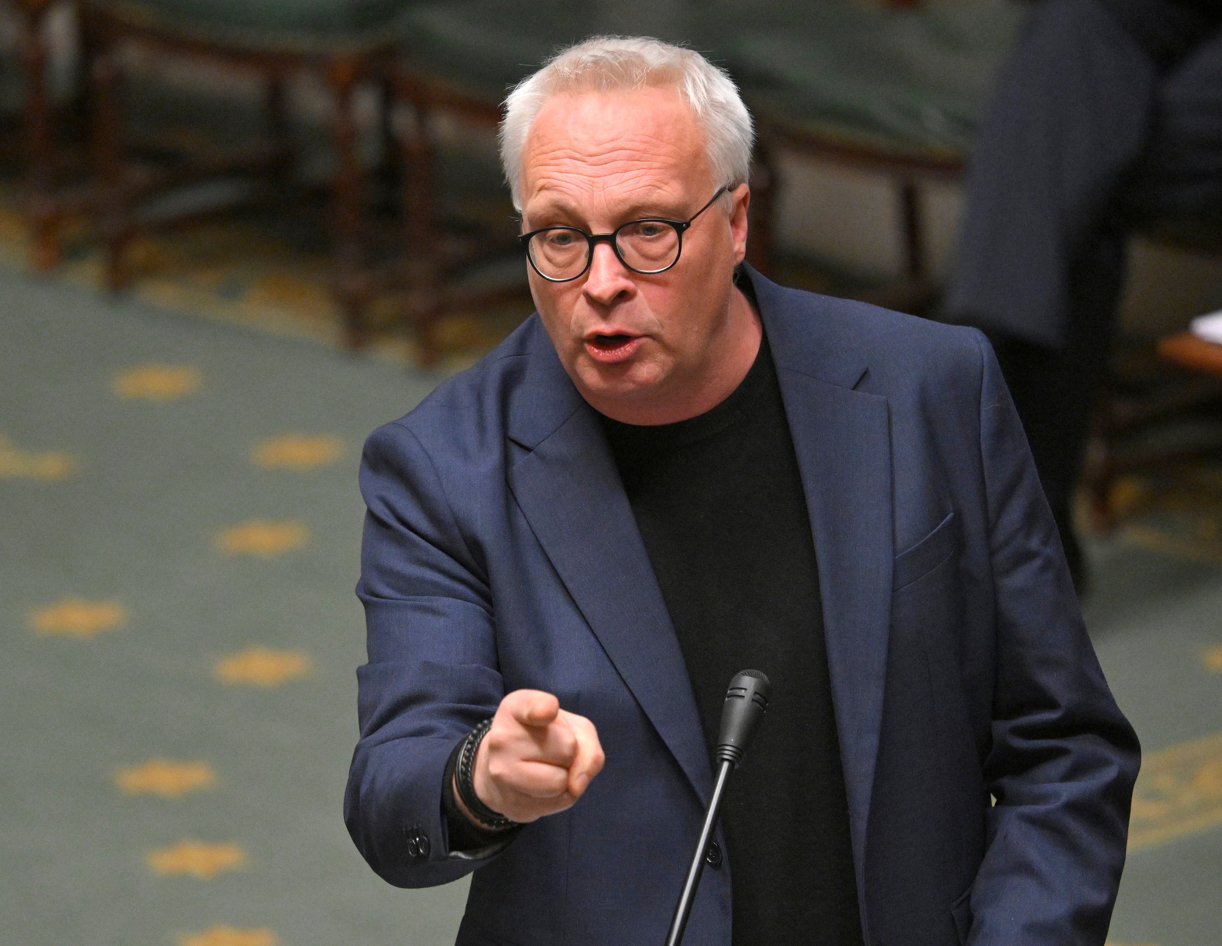 Peter Mertens (PVDA) dient klacht in tegen ‘illegale militaire ...