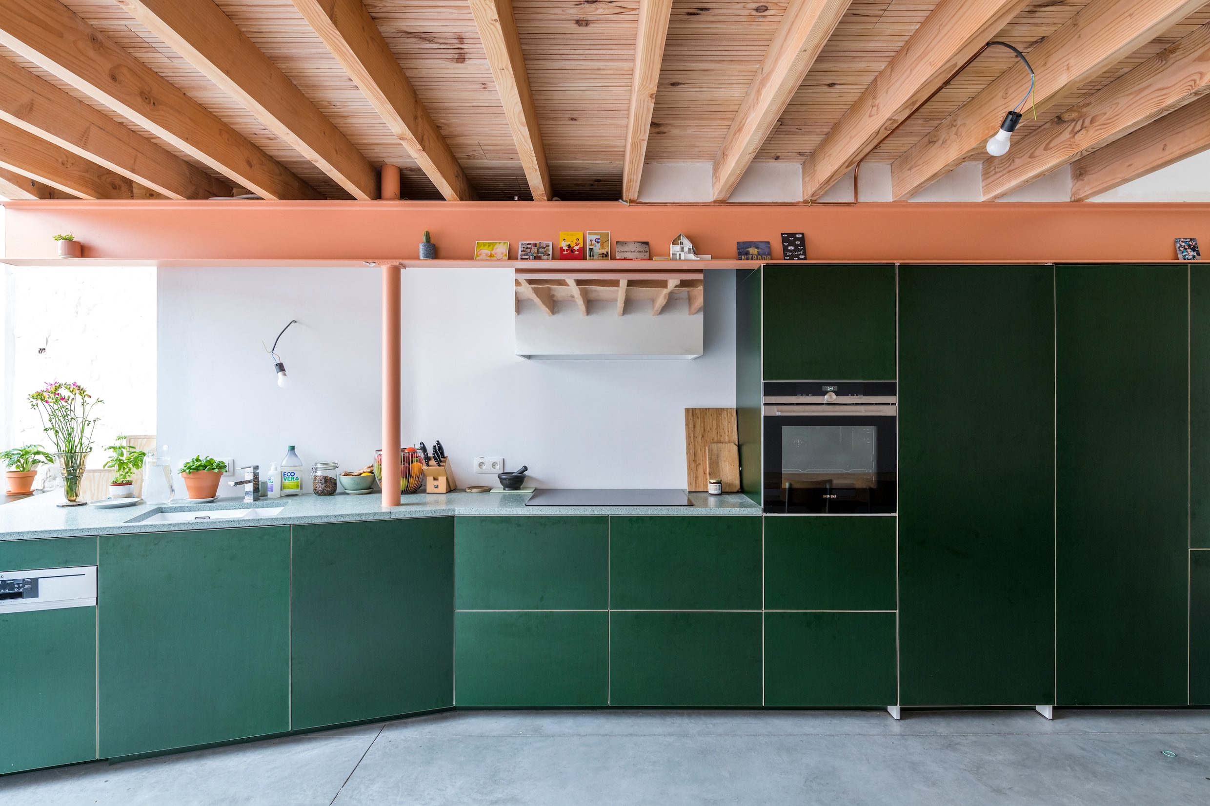 Binnenkijken in een rijwoning die kleiner, maar fijner werd | De Morgen