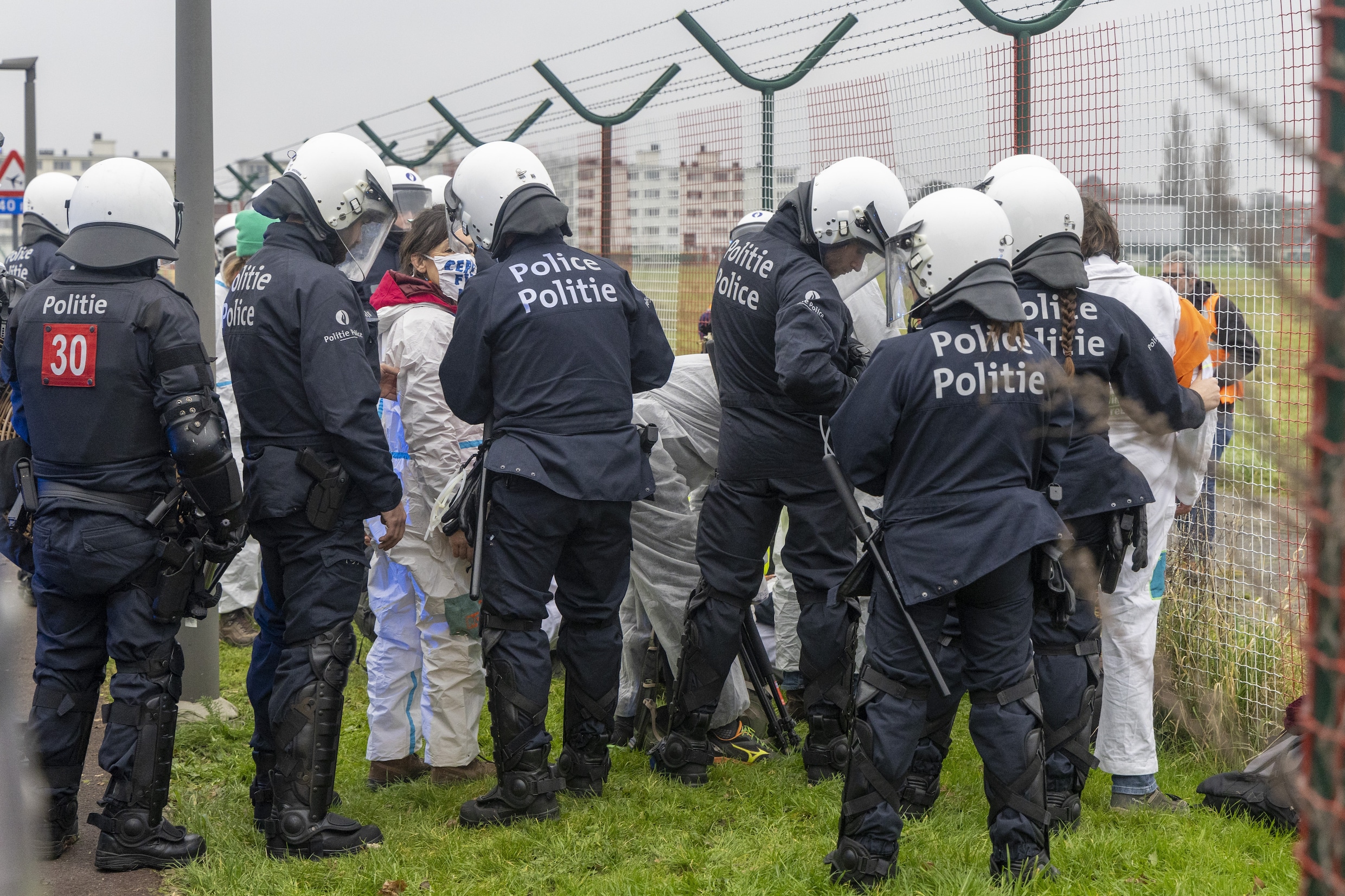350 actievoerders van Code Rood gearresteerd aan de luchthaven van ...