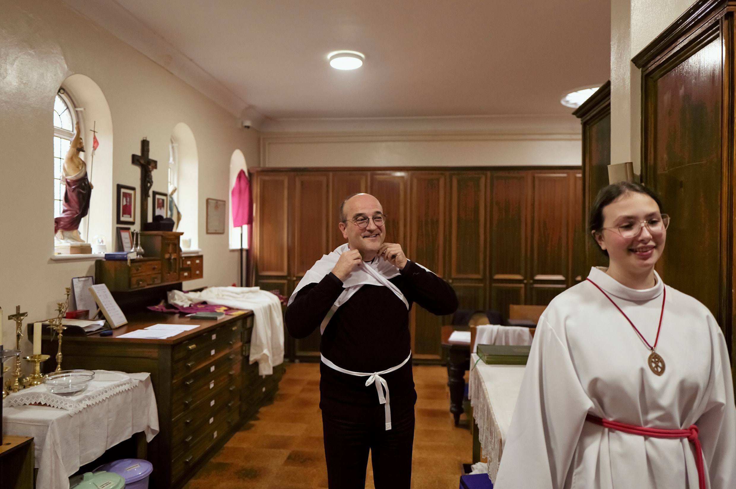 ‘Stukken van Mensen’-kunsthandelaar werd priester: ‘Er wordt niet ...