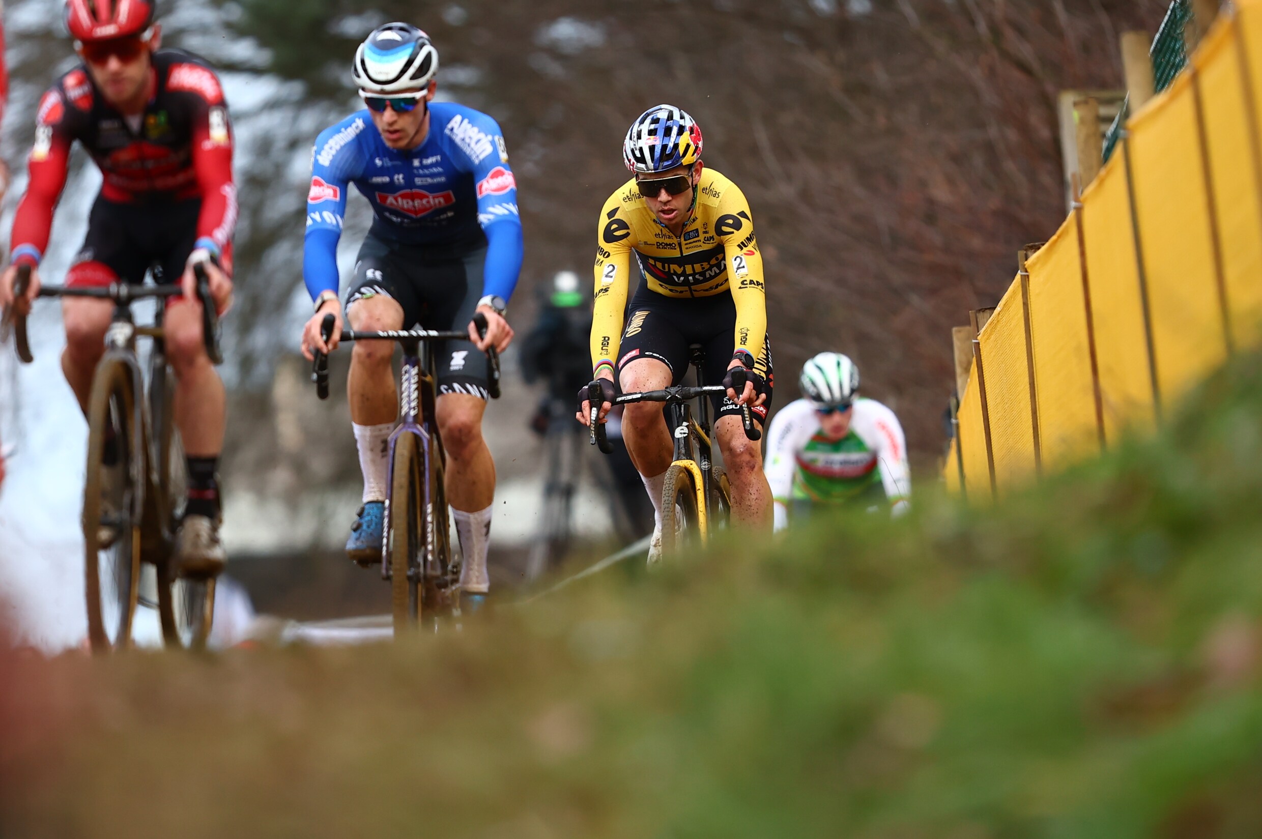 Topfavoriet Wout van Aert ongenaakbaar in cross Heusden-Zolder | De Morgen