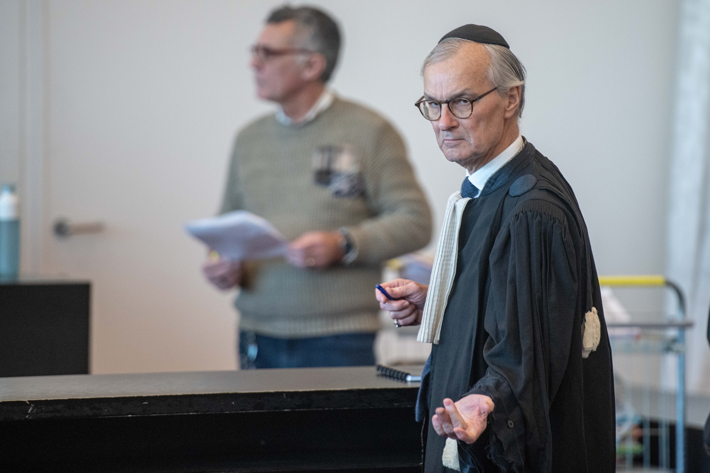 Topadvocaat beschuldigd van jarenlange domiciliefraude en ...