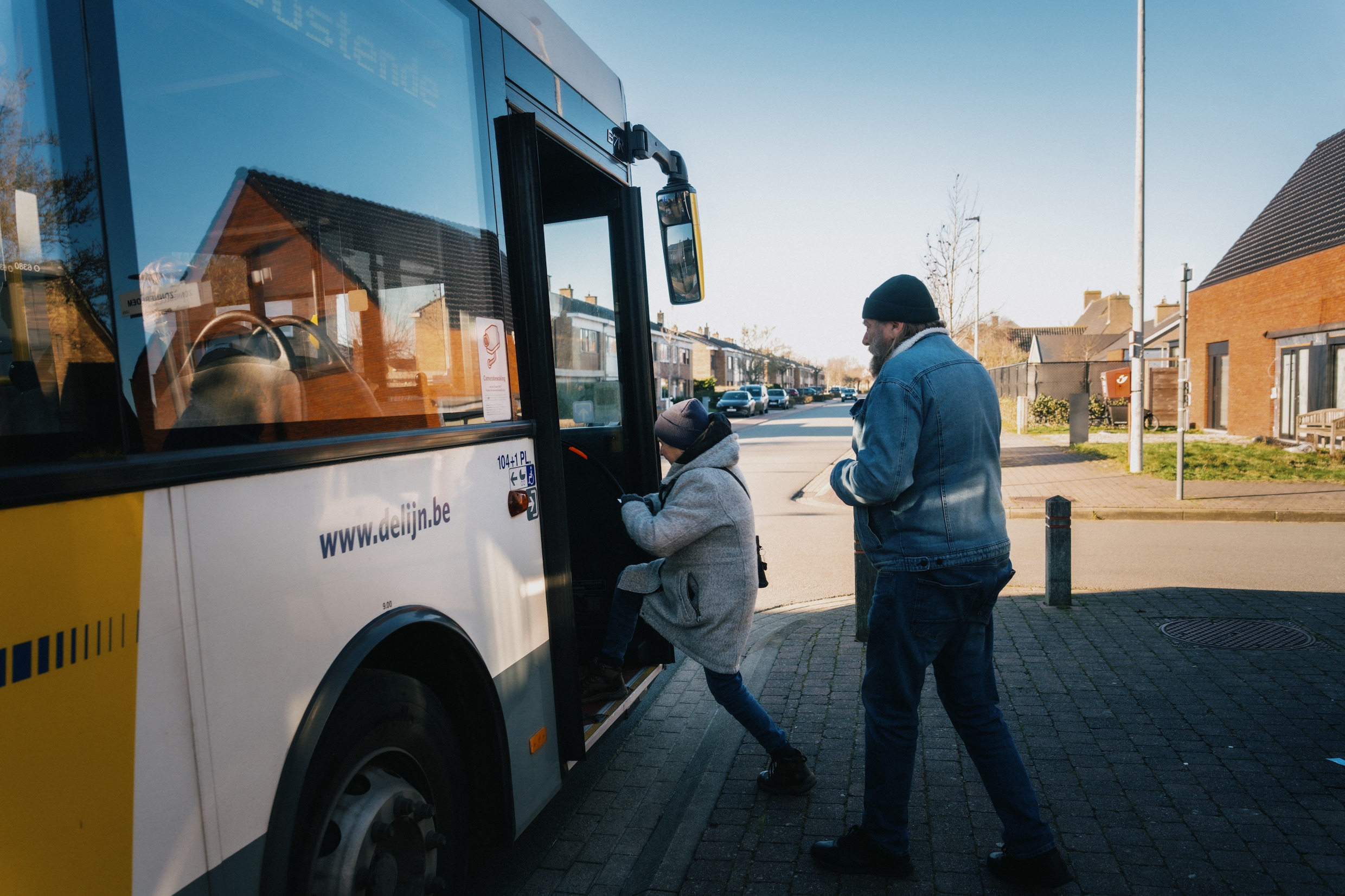 Hoe ze in Zandvoorde streden voor hun bushalte, en wonnen | De Morgen