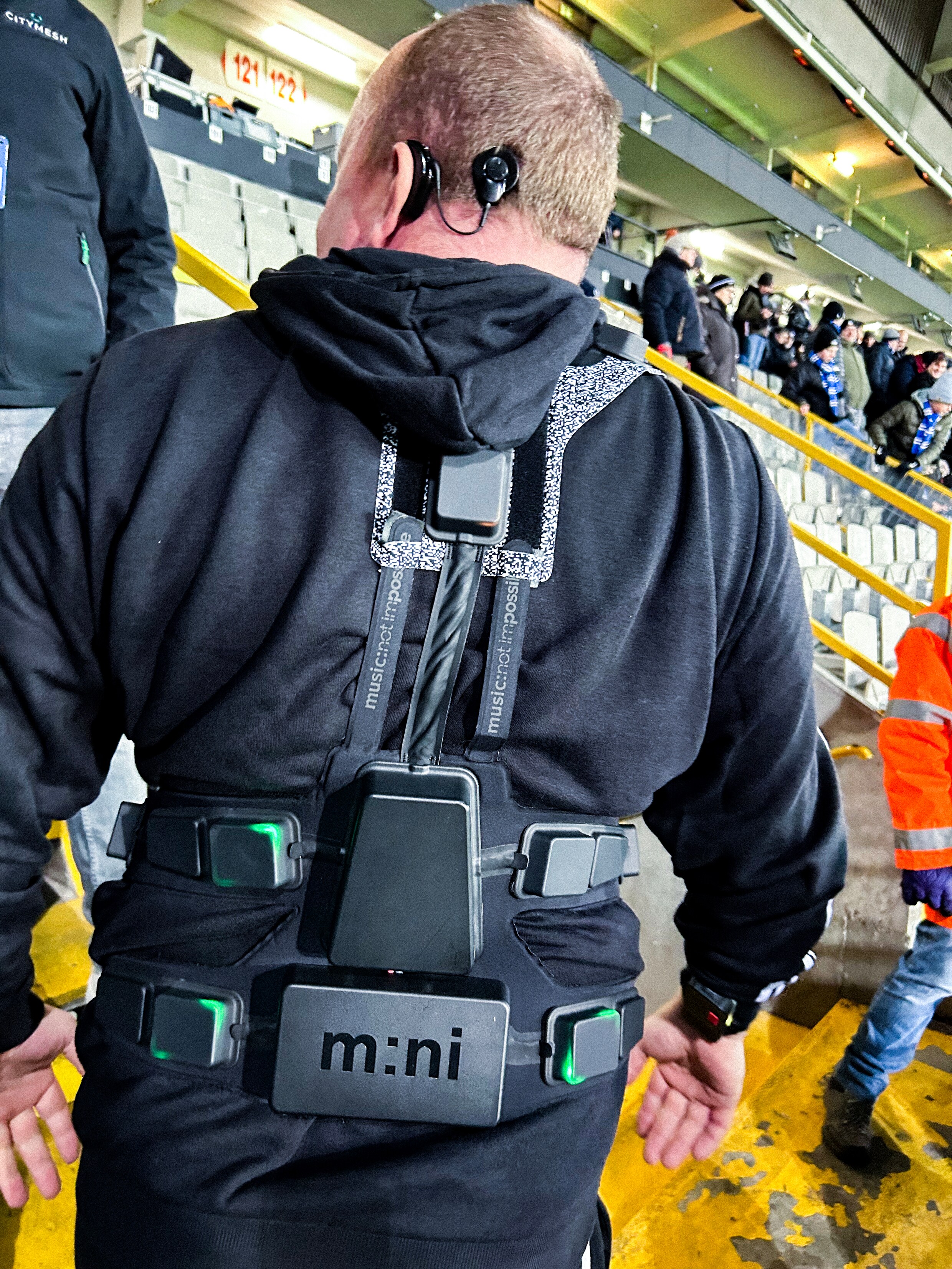 Een trillend harnas moet voetbal voor doven toegankelijk maken | De Morgen