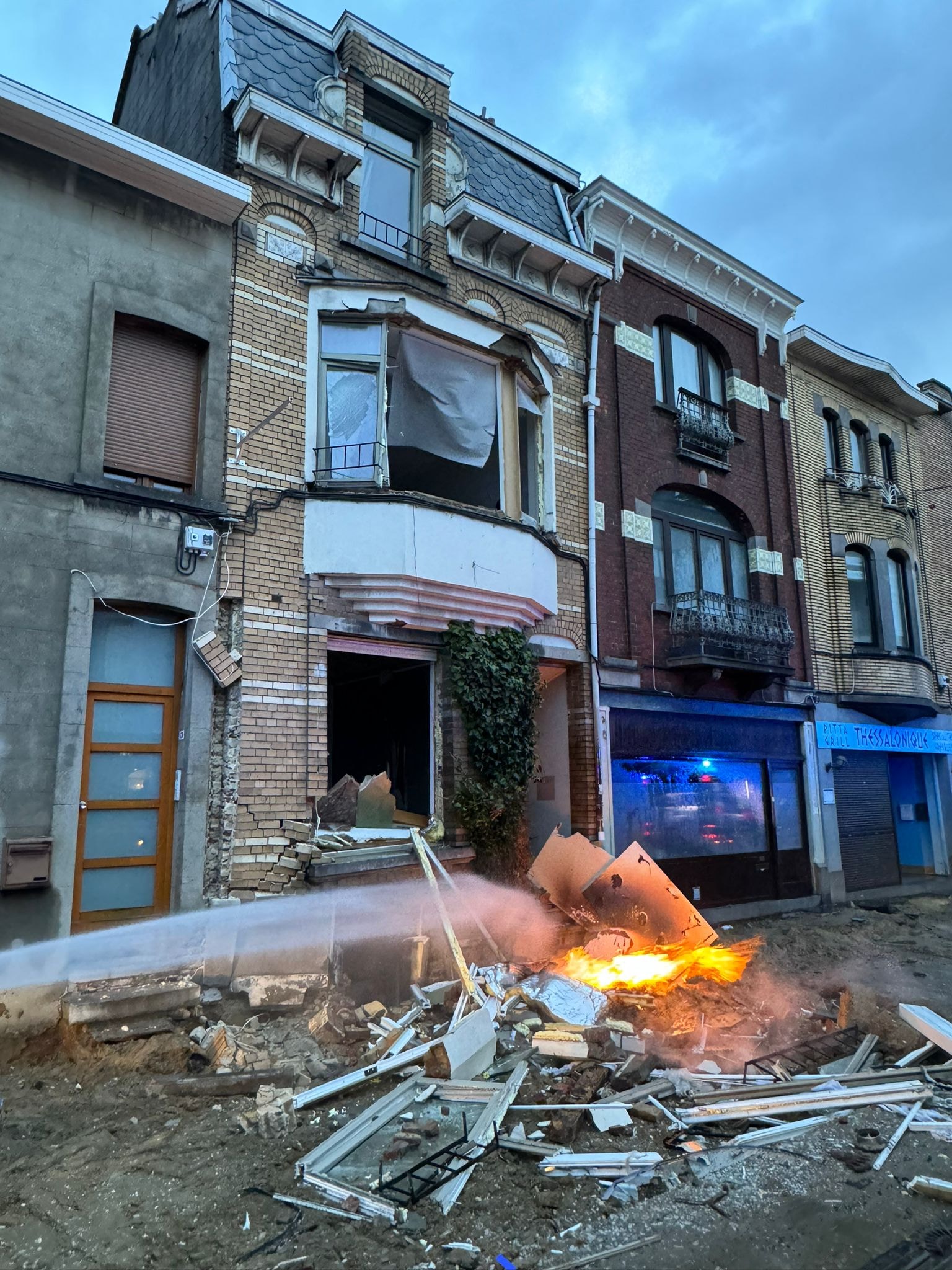 Geëvacueerde bewoners kunnen terug naar huis na ontploffing Neder-Over ...