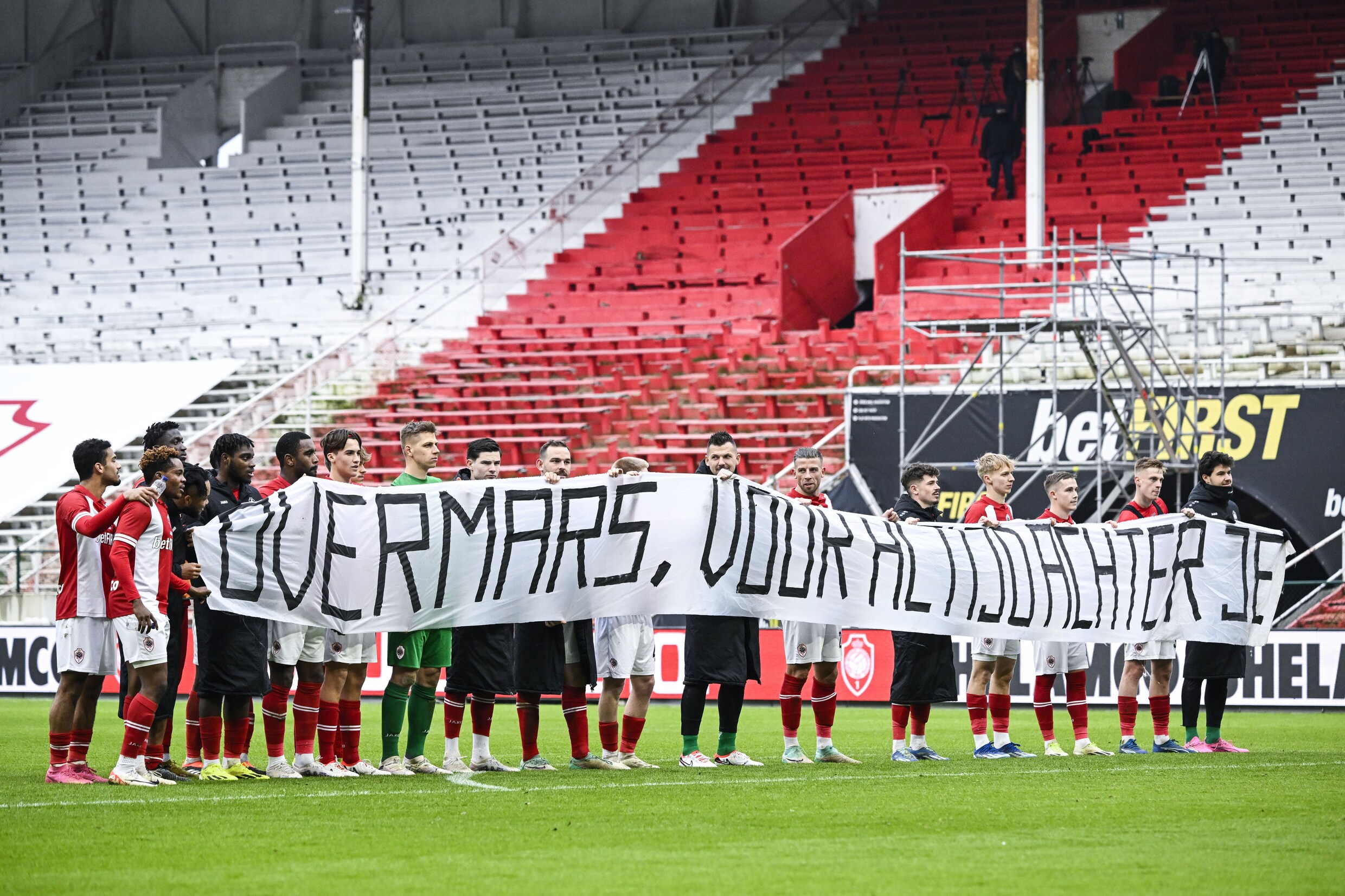 Marc Overmars tekent beroep aan tegen mondiale schorsing FIFA | De Morgen