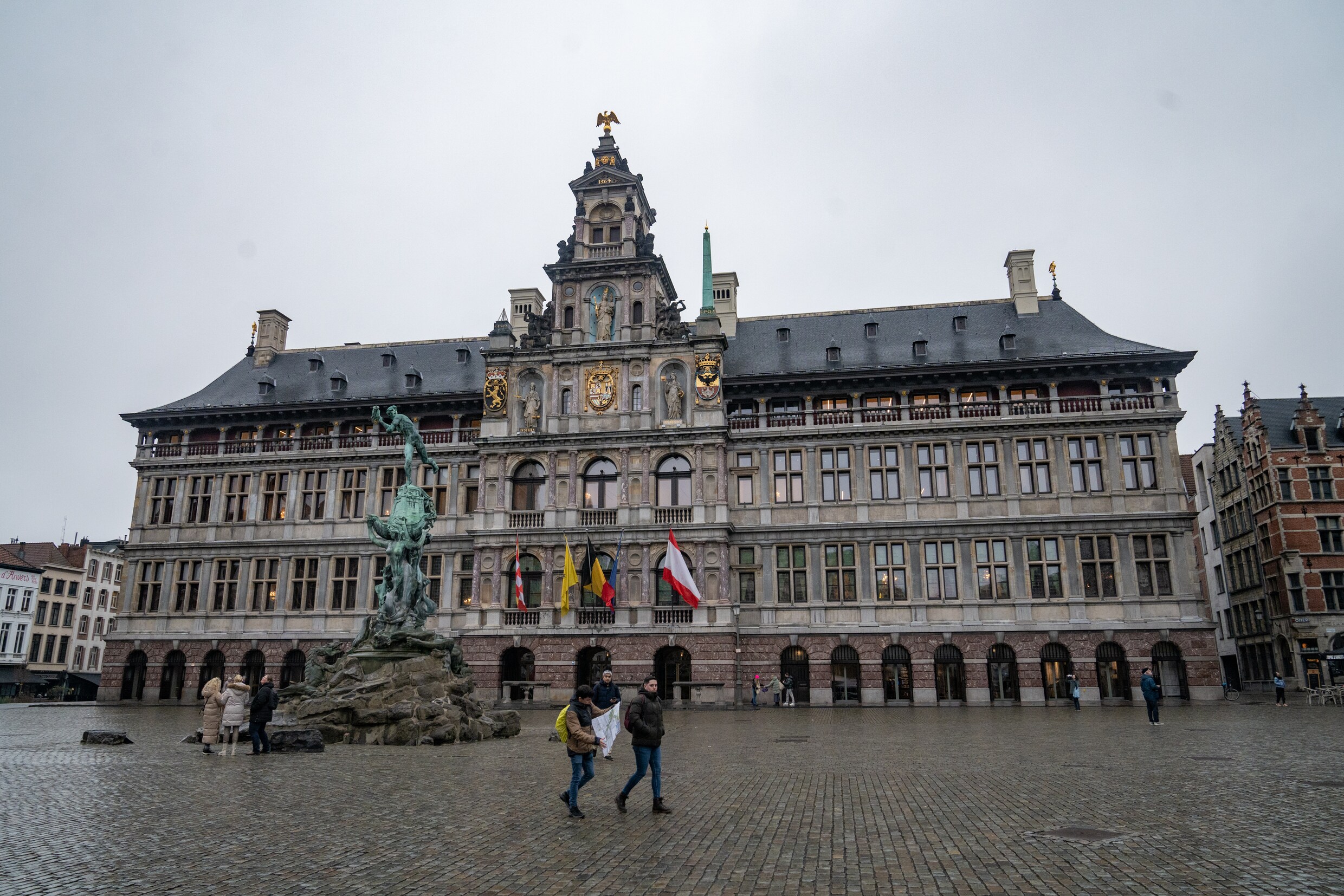 Zoon De Wever draagt standaard met adelaar ‘om papa een plezier te doen ...