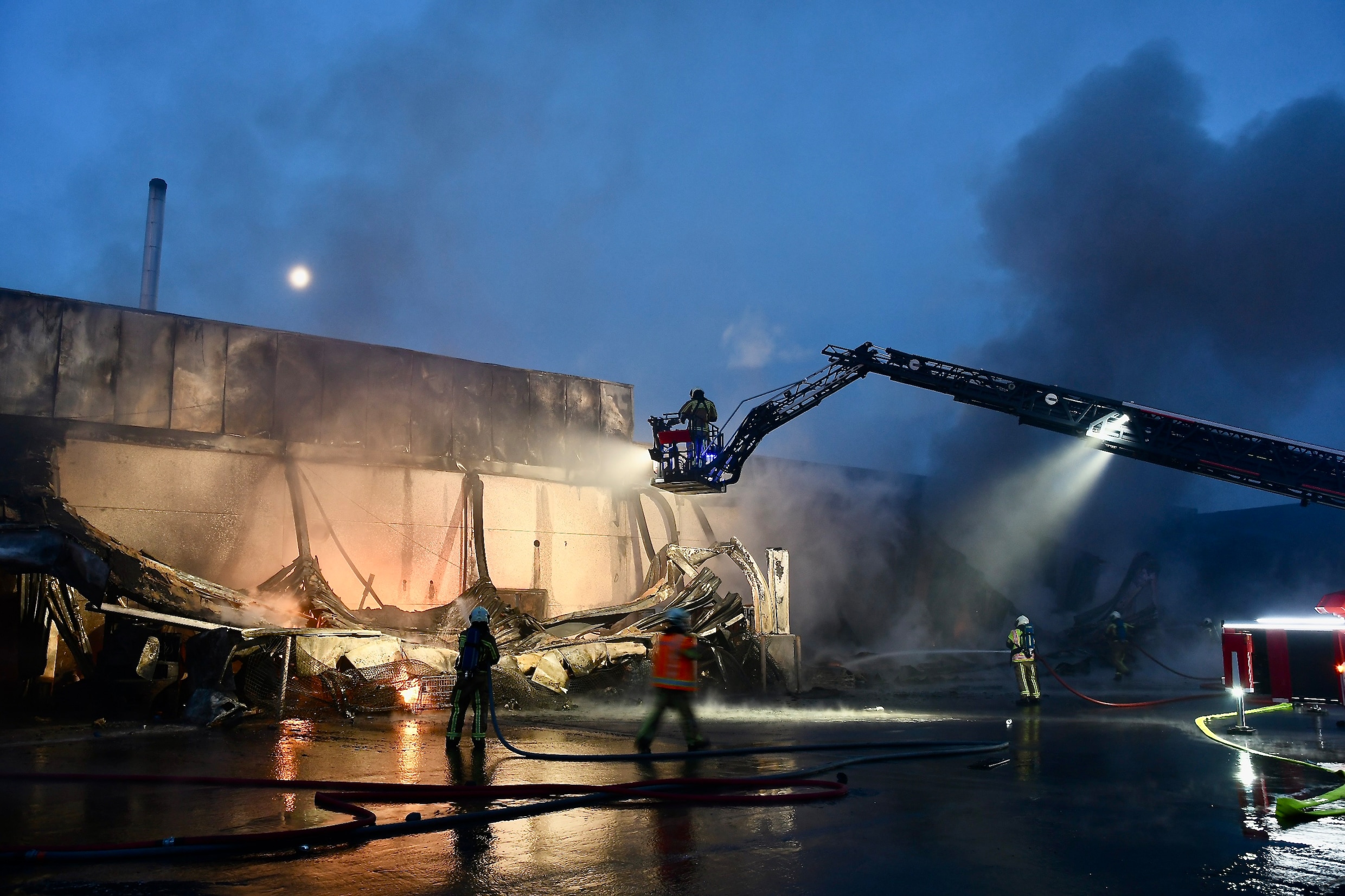 Grote brand bij afvalintercommunale IMOG grotendeels onder controle ...