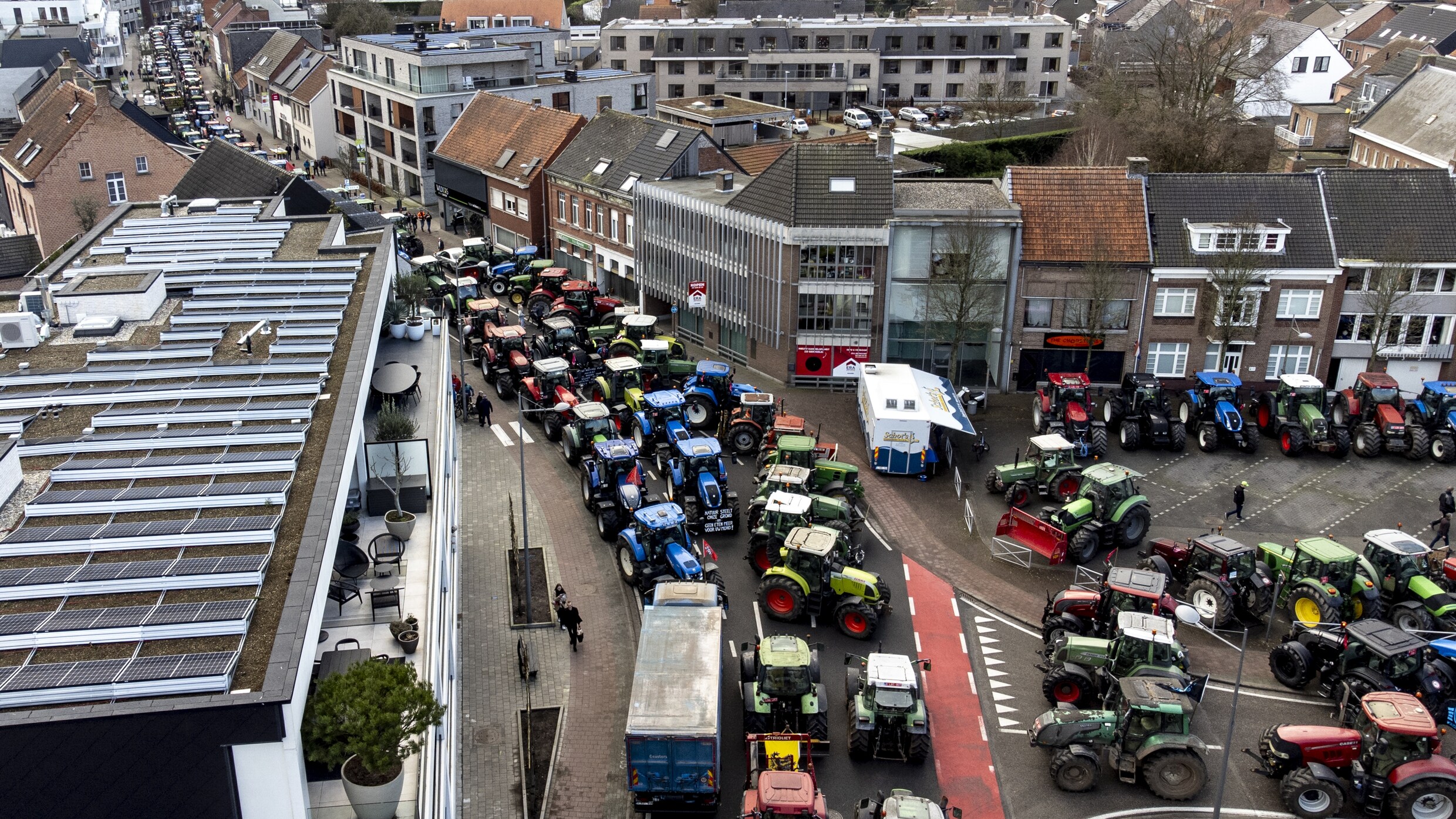 Boeren leggen verkeer voor tweede dag lam: deze beelden tonen omvang ...