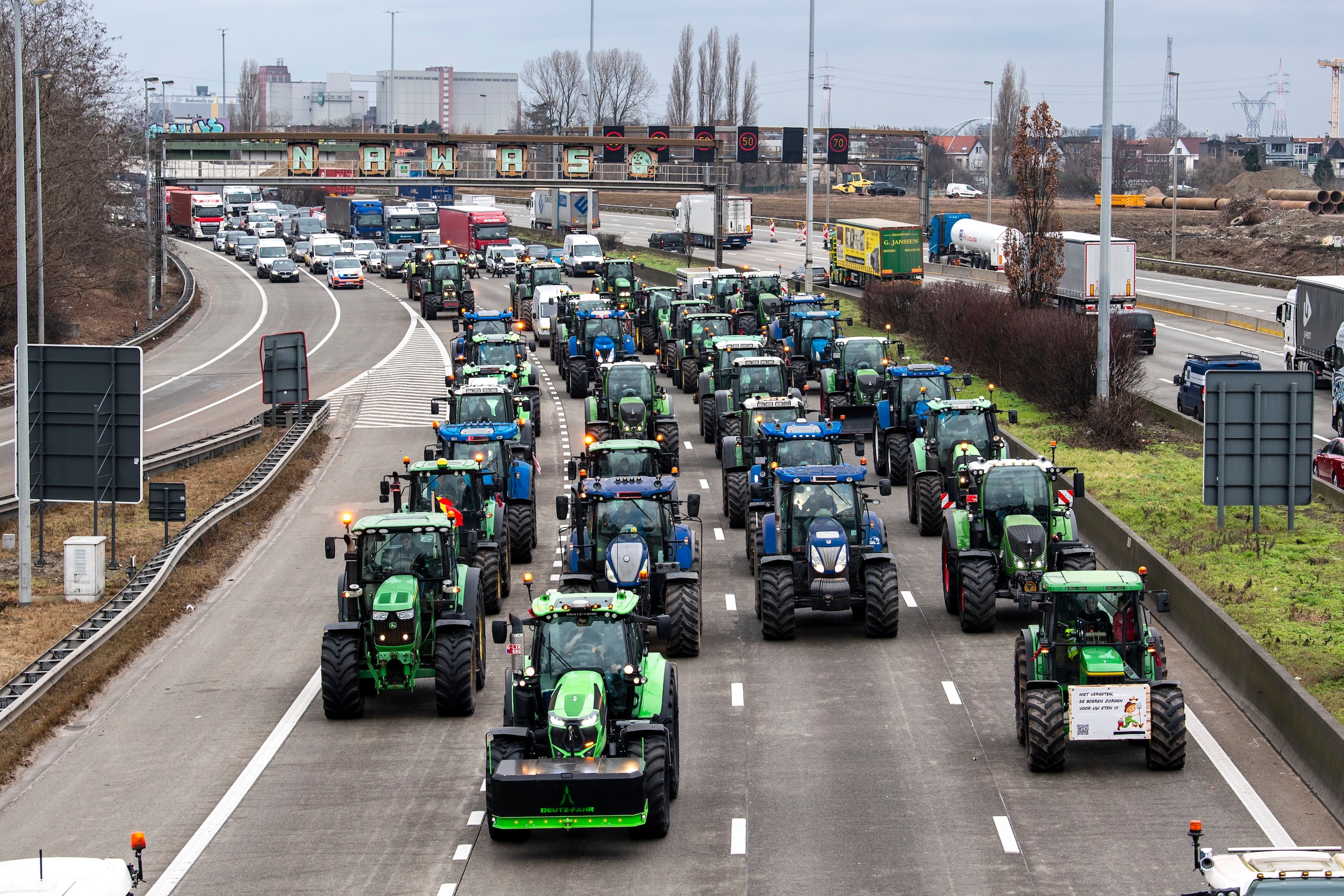 Boeren leggen verkeer voor tweede dag lam: deze beelden tonen omvang ...