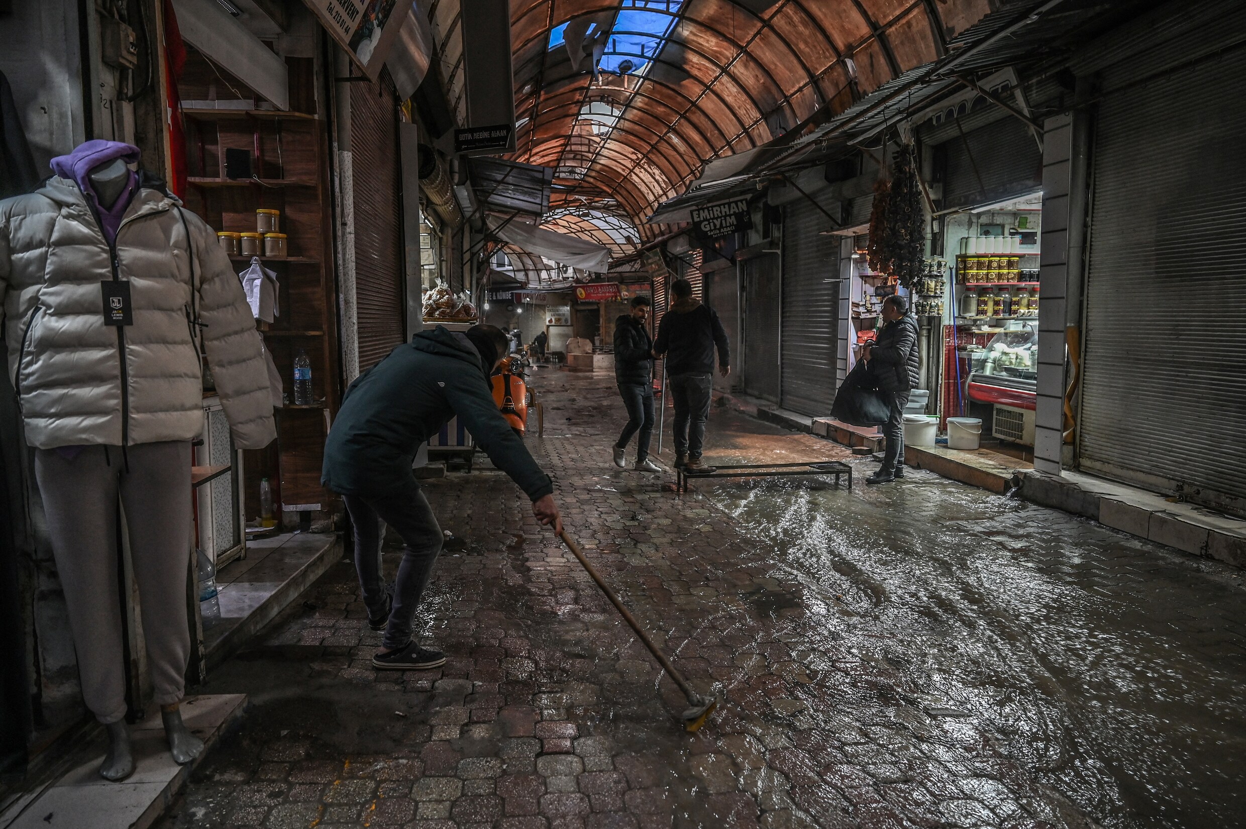 In Antakya leven de inwoners een jaar na de aardbeving in Turkije nog ...
