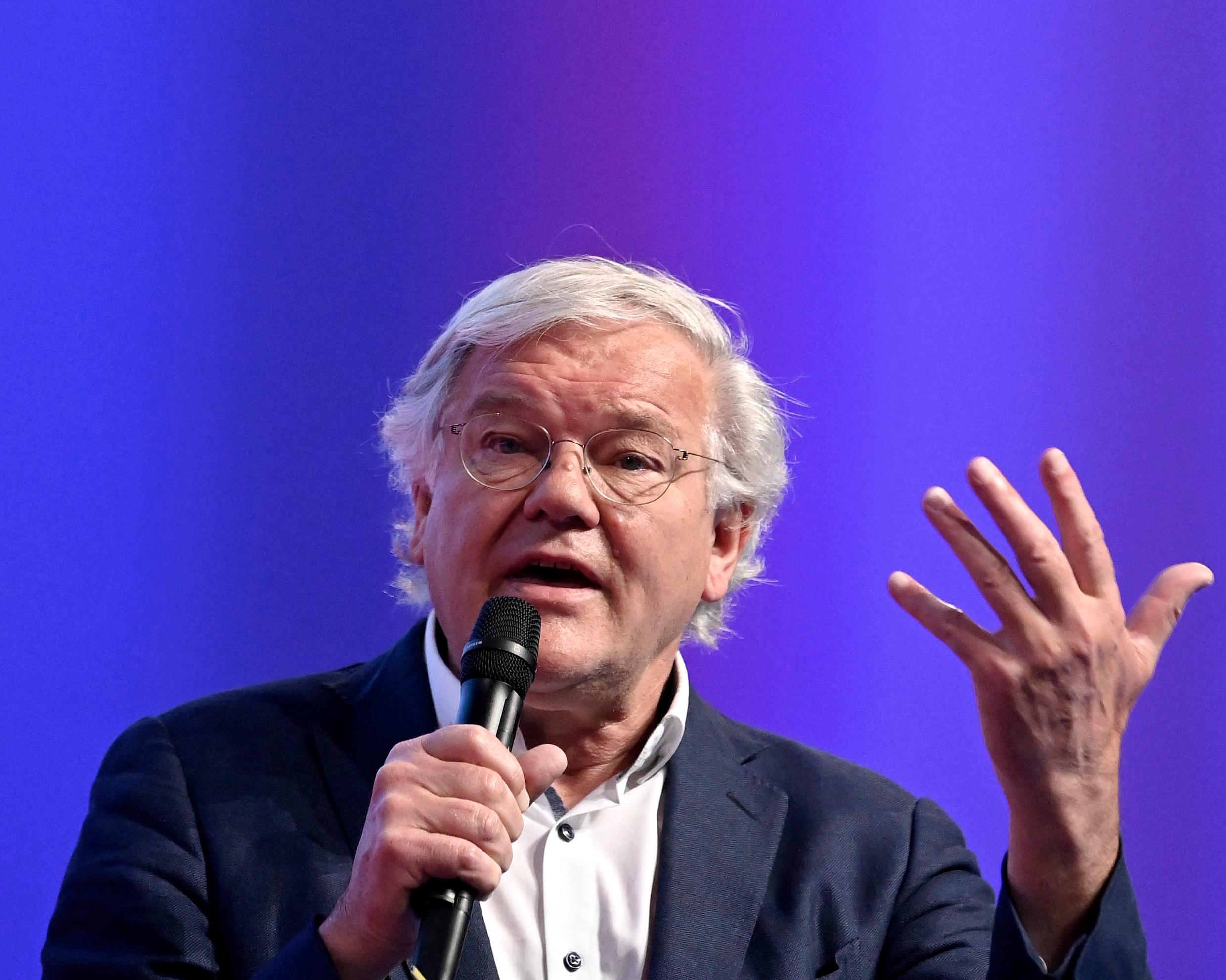 Van Quickenborne maakt opnieuw zijn reputatie waar en haakt zonder ...