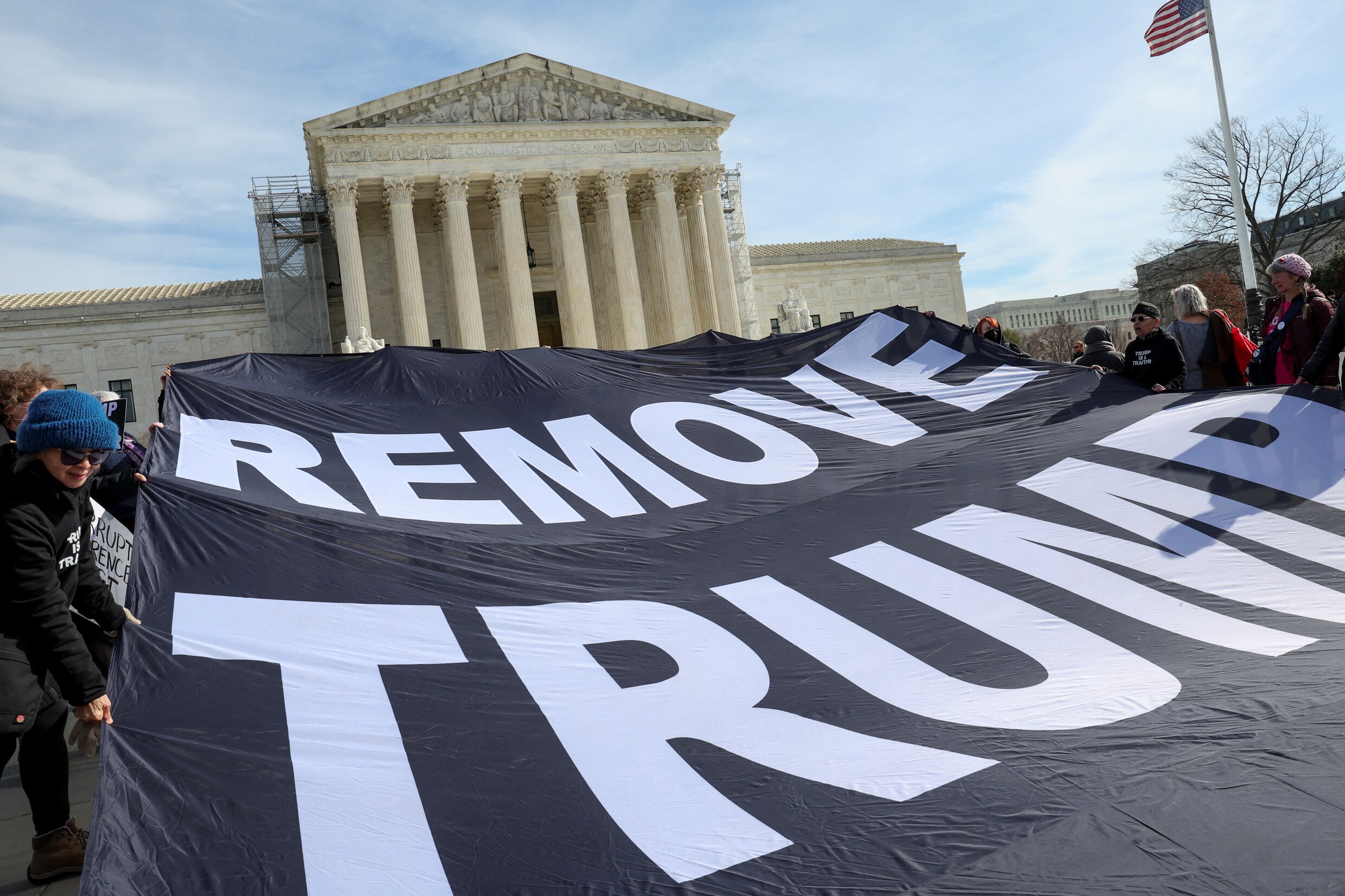 Hooggerechtshof lijkt geneigd Trump gelijk te geven over vraag of hij ...