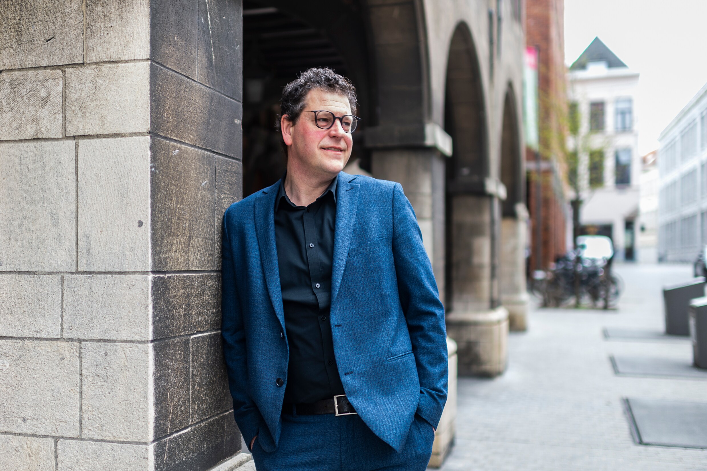 Terwijl Tom Meeuws afhaakt, kijkt Conner Rousseau mee over de schouder ...